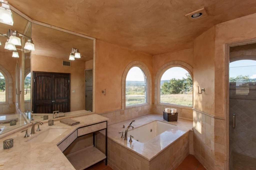 40 Master Bathroom Window Ideas