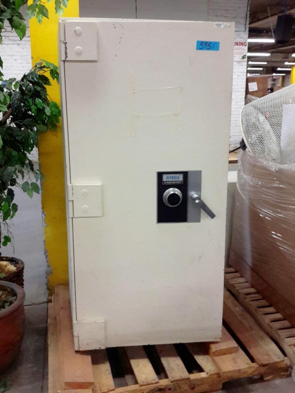 iBid Lot # 5951 - Diebold Inc. Cashgard Safe w/Combo & Lockbox Keys