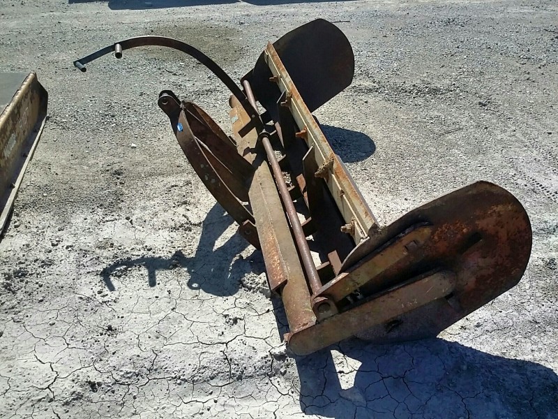 iBid Lot # 9557 - Three Point Hitch Earthcavator Box Blade 76 3/4"w