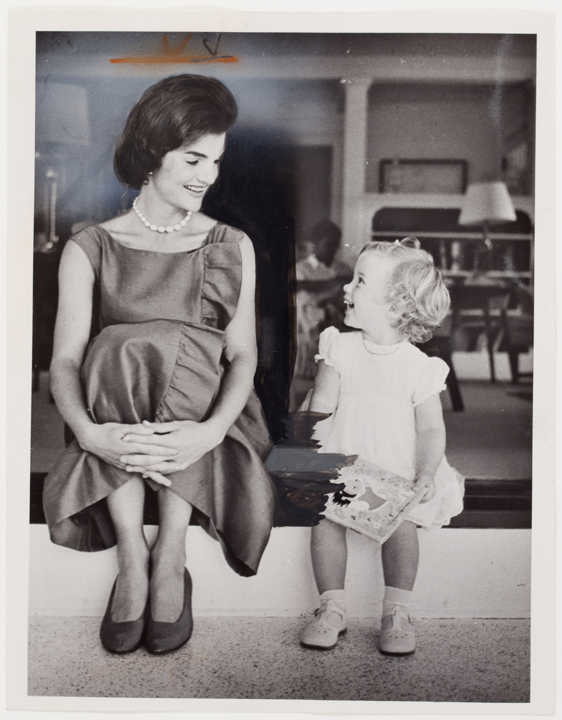 [First Lady Jacqueline Kennedy sitting with Caroline kennedy ...