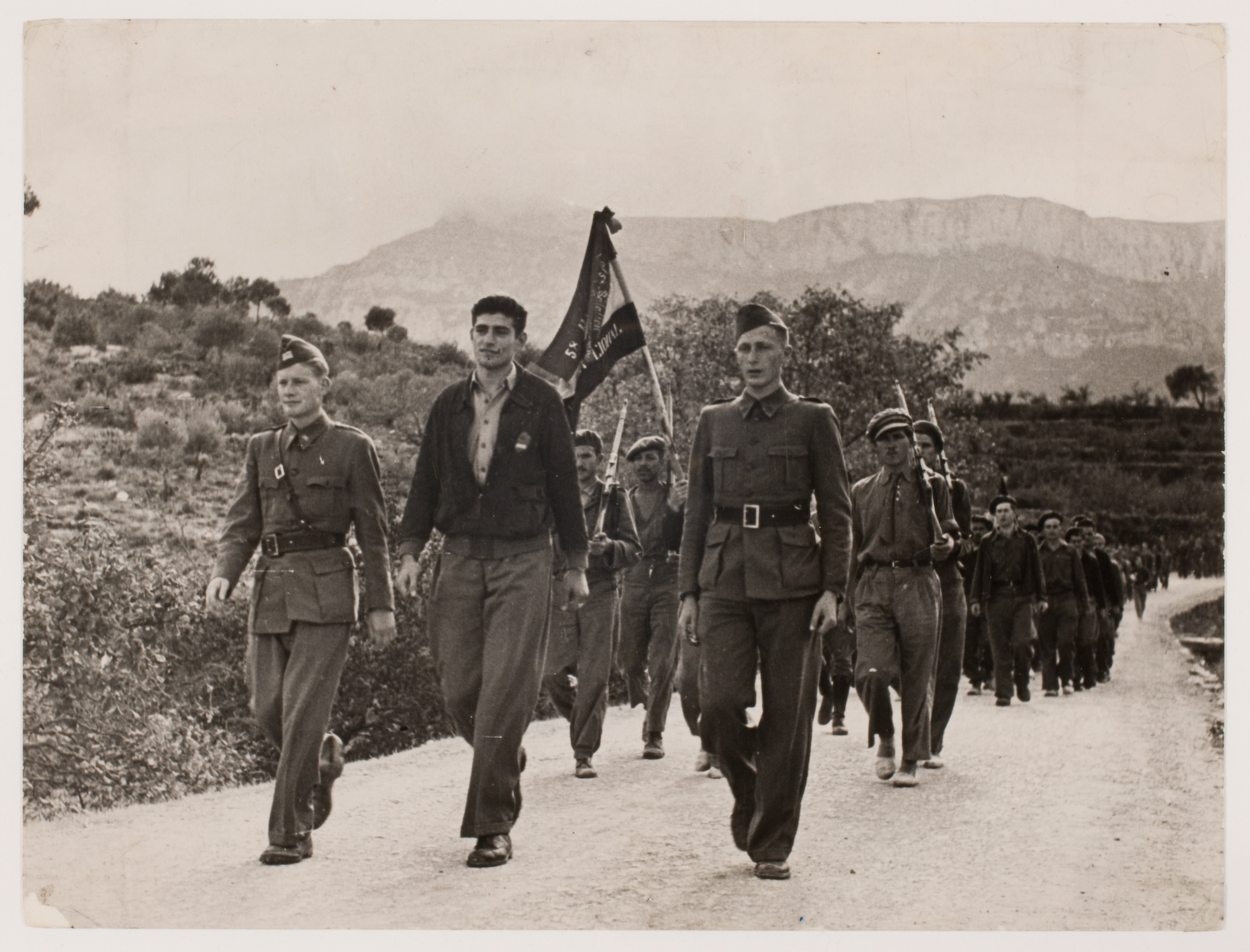 [American Abraham Lincoln Brigade, led by Milton Wolff (center), during ...