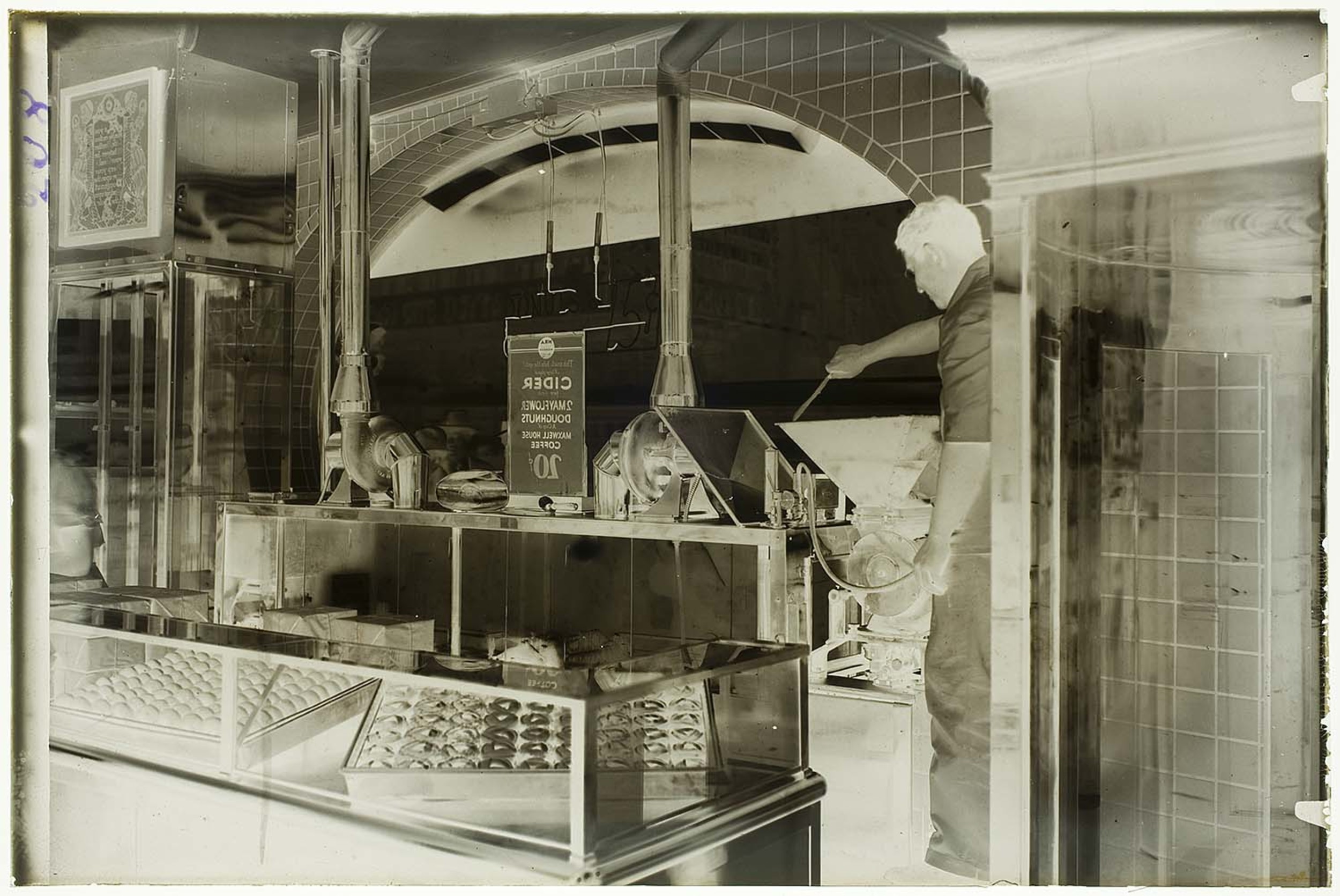 [Mayflower Doughnuts, New York] | International Center of Photography