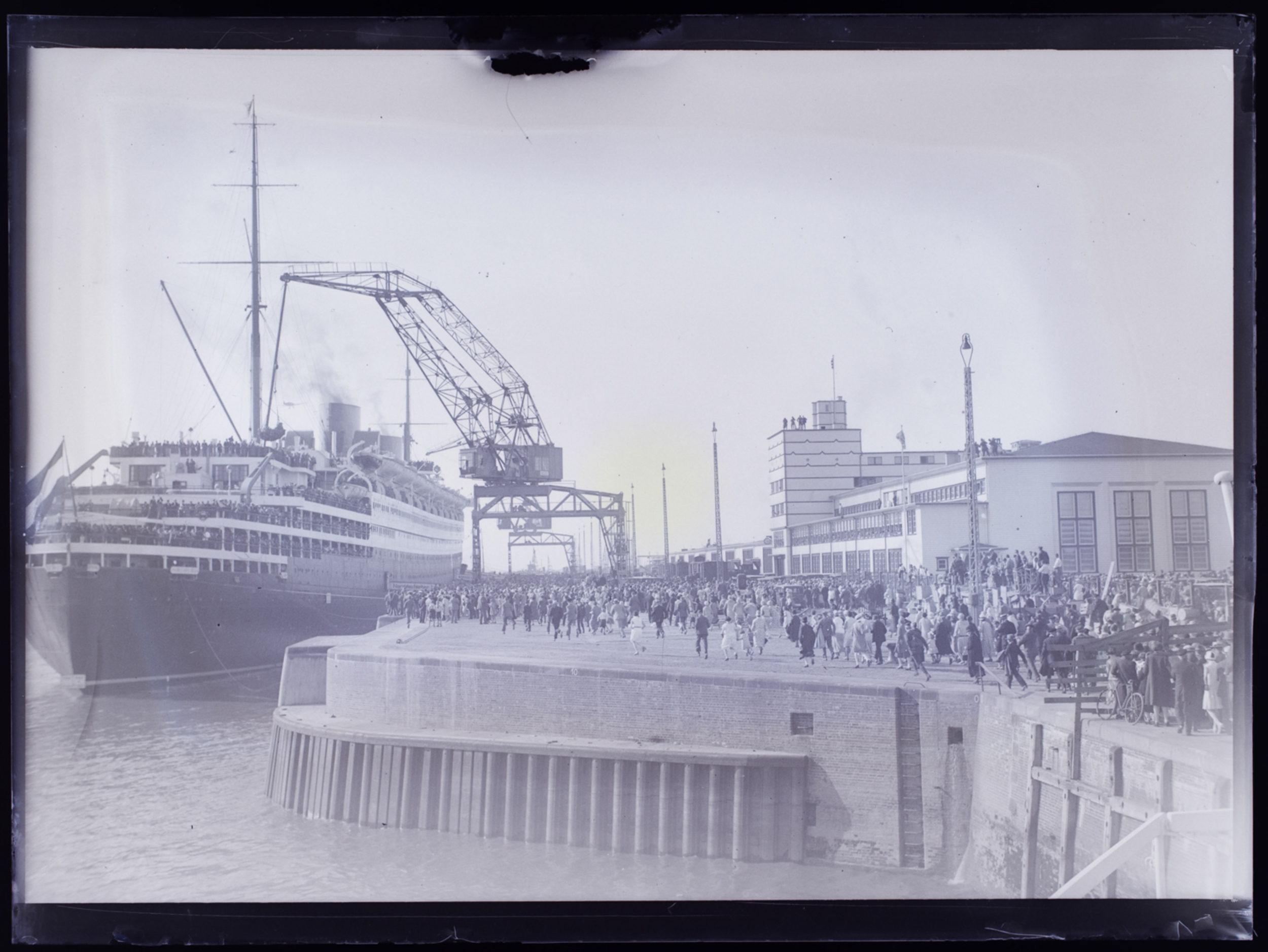 [Loading SS Bremen, Bremerhaven, Germany] | International Center of ...