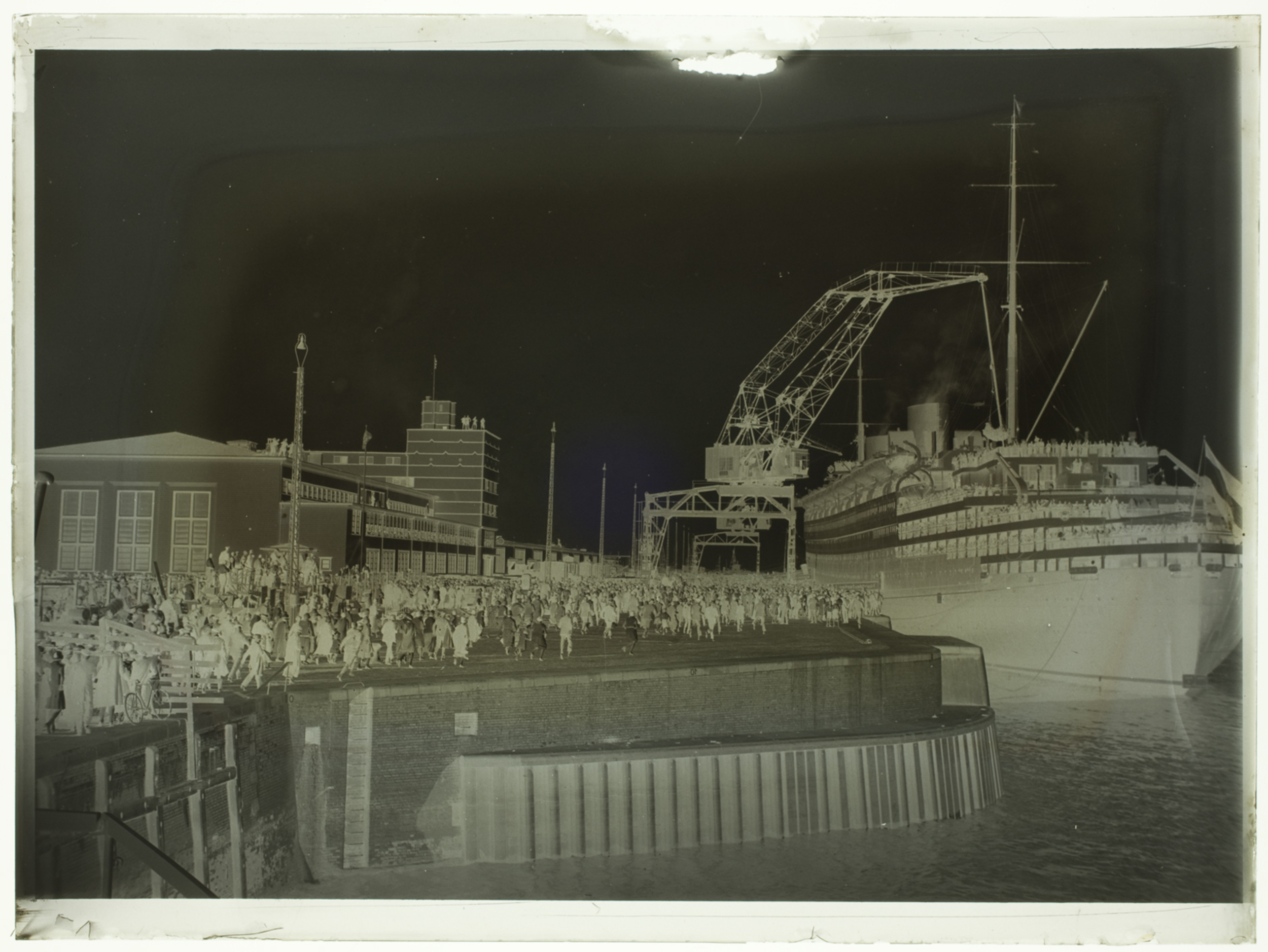 [Loading SS Bremen, Bremerhaven, Germany] | International Center of ...