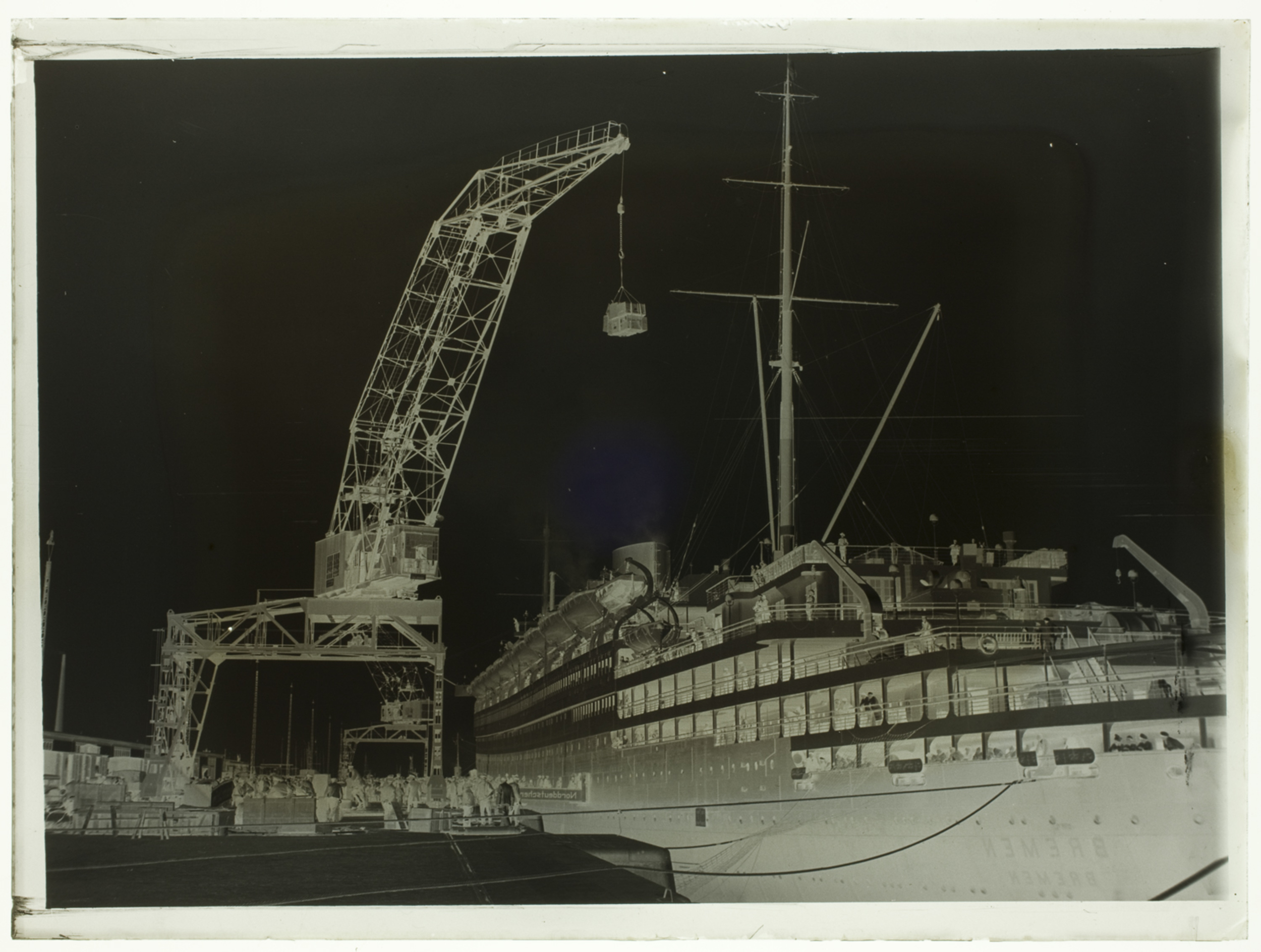 [Loading SS Bremen, Bremerhaven, Germany] | International Center of ...