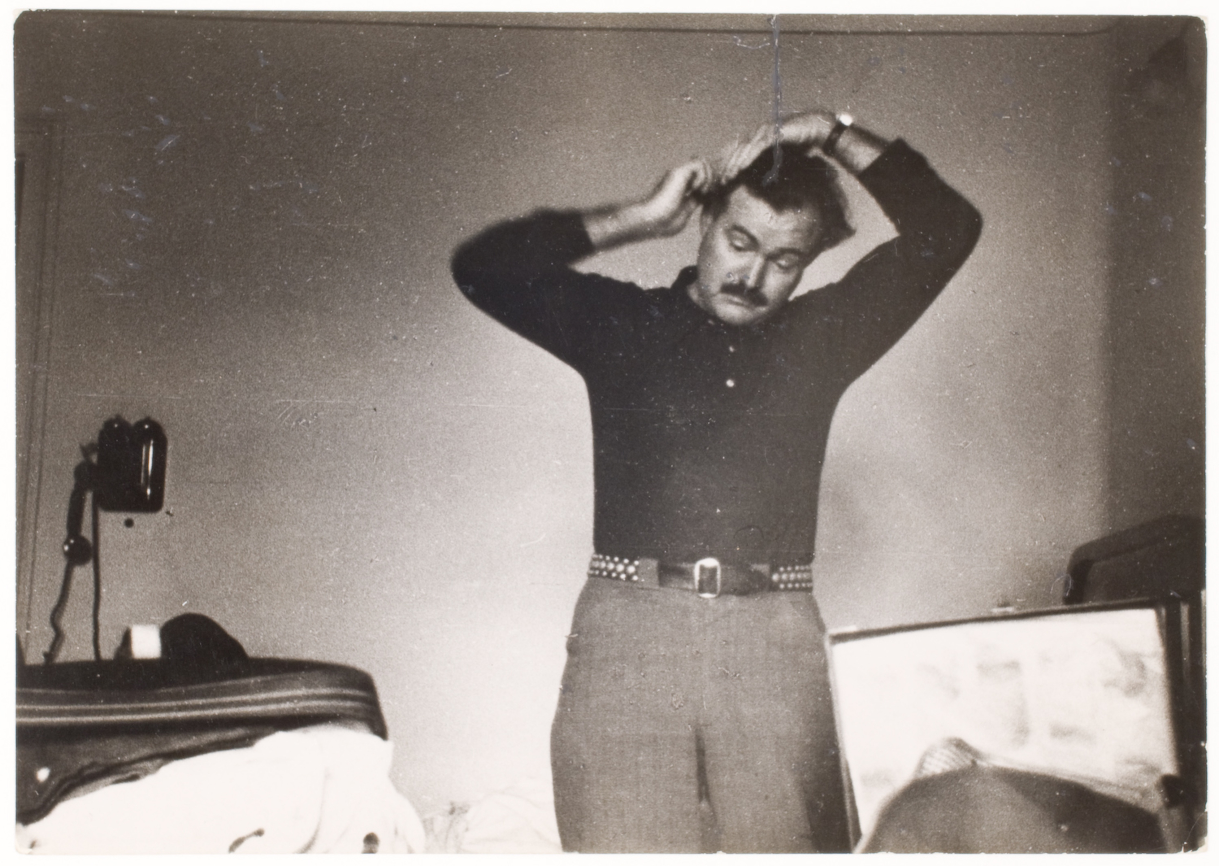 [Ernest Hemingway combing his hair, Hotel Florida, Madrid ...