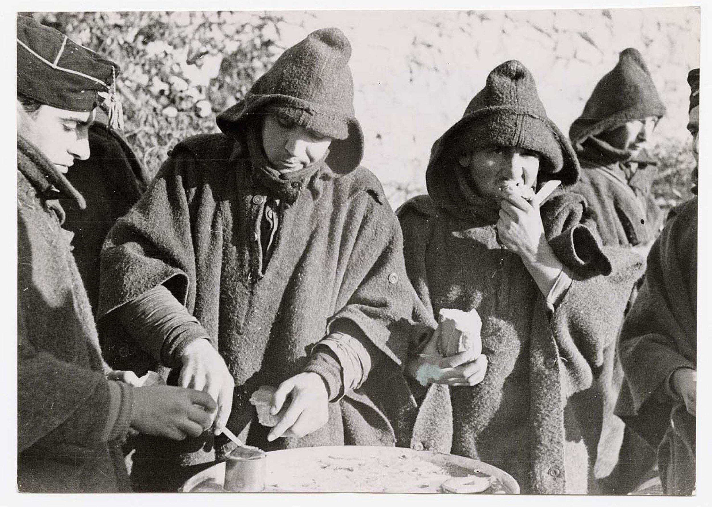 [Republican soldiers eating breakfast on the front, Teruel, Aragón ...