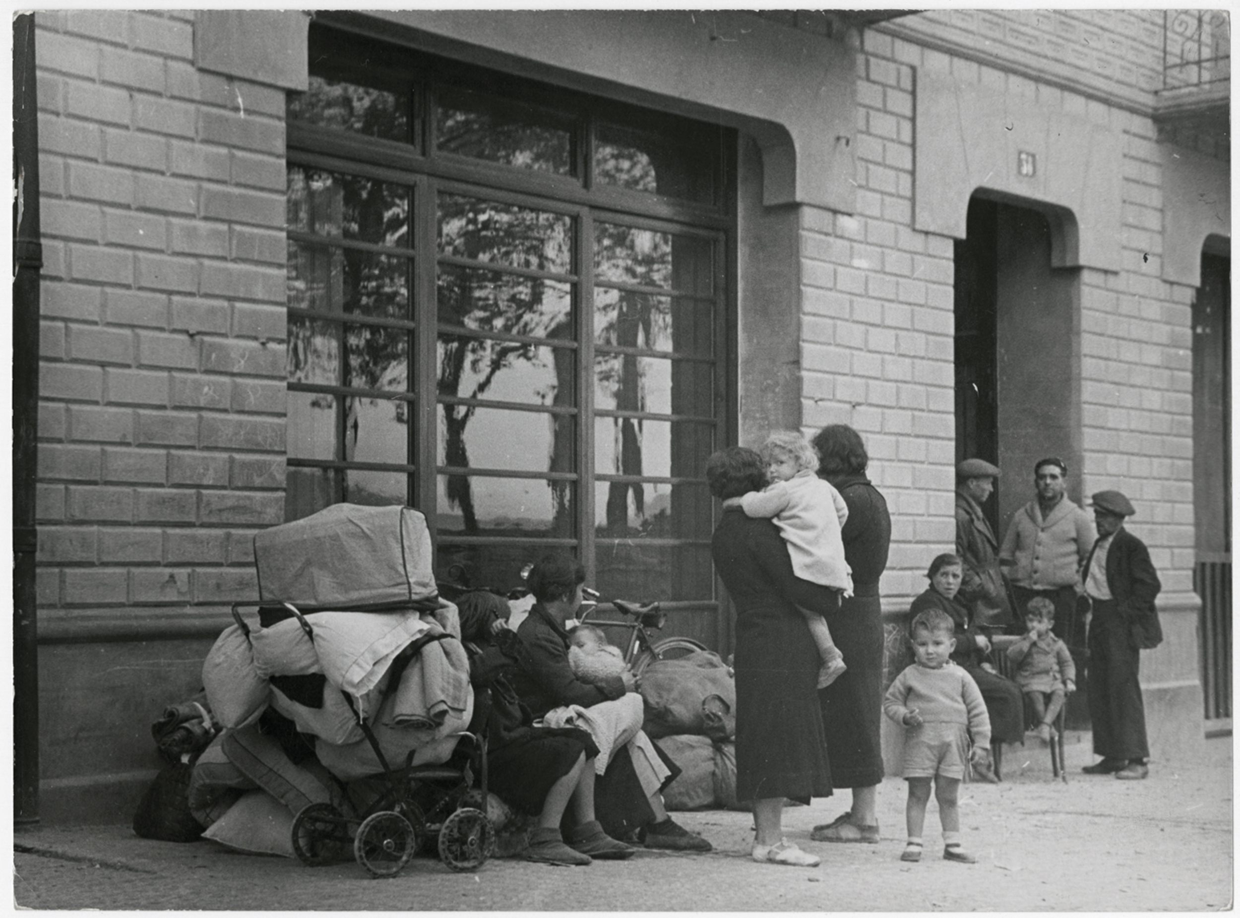[Spanish refugees at a transit center, Barcelona] | International ...