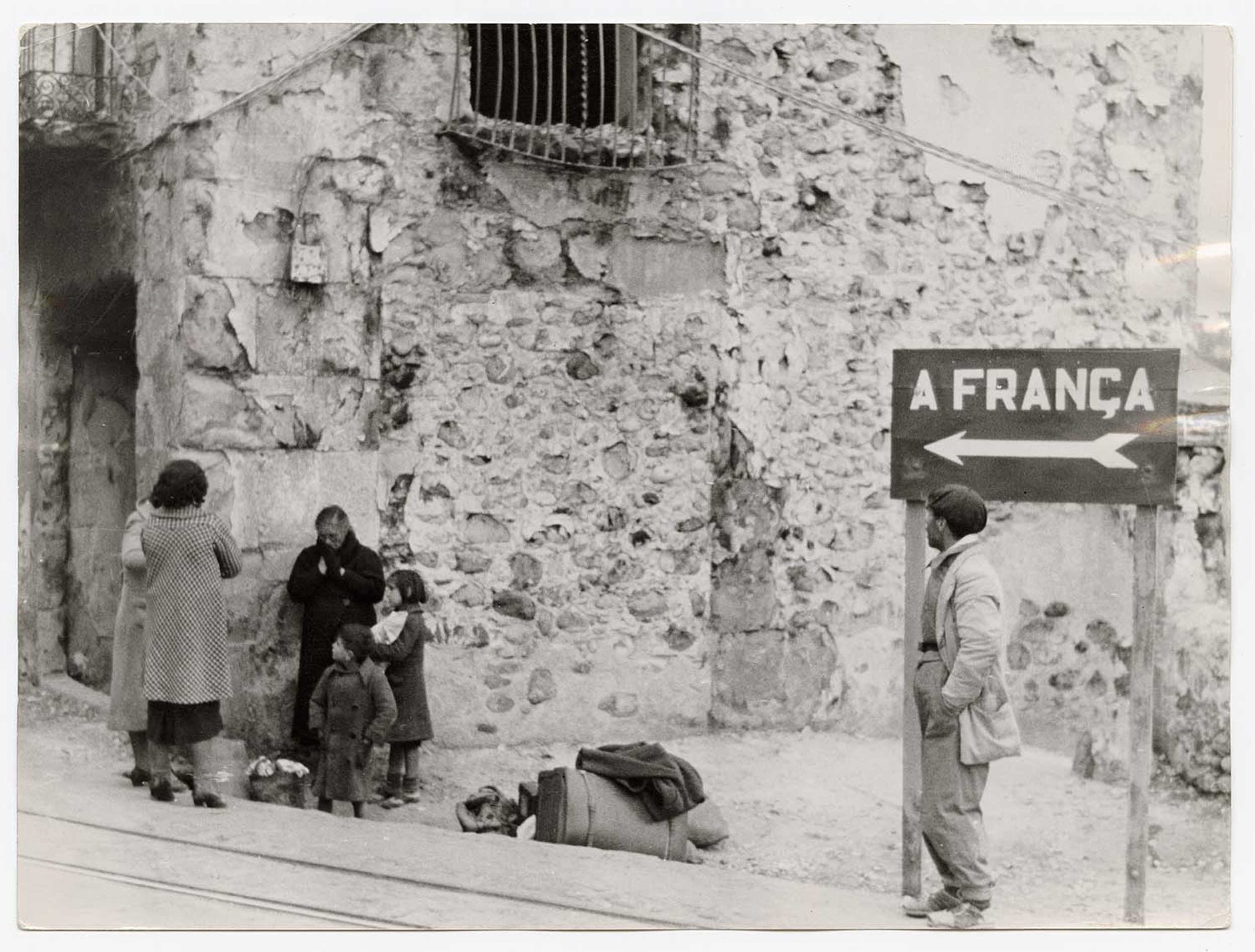 [Spanish refugees near the French border, north of Barcelona ...