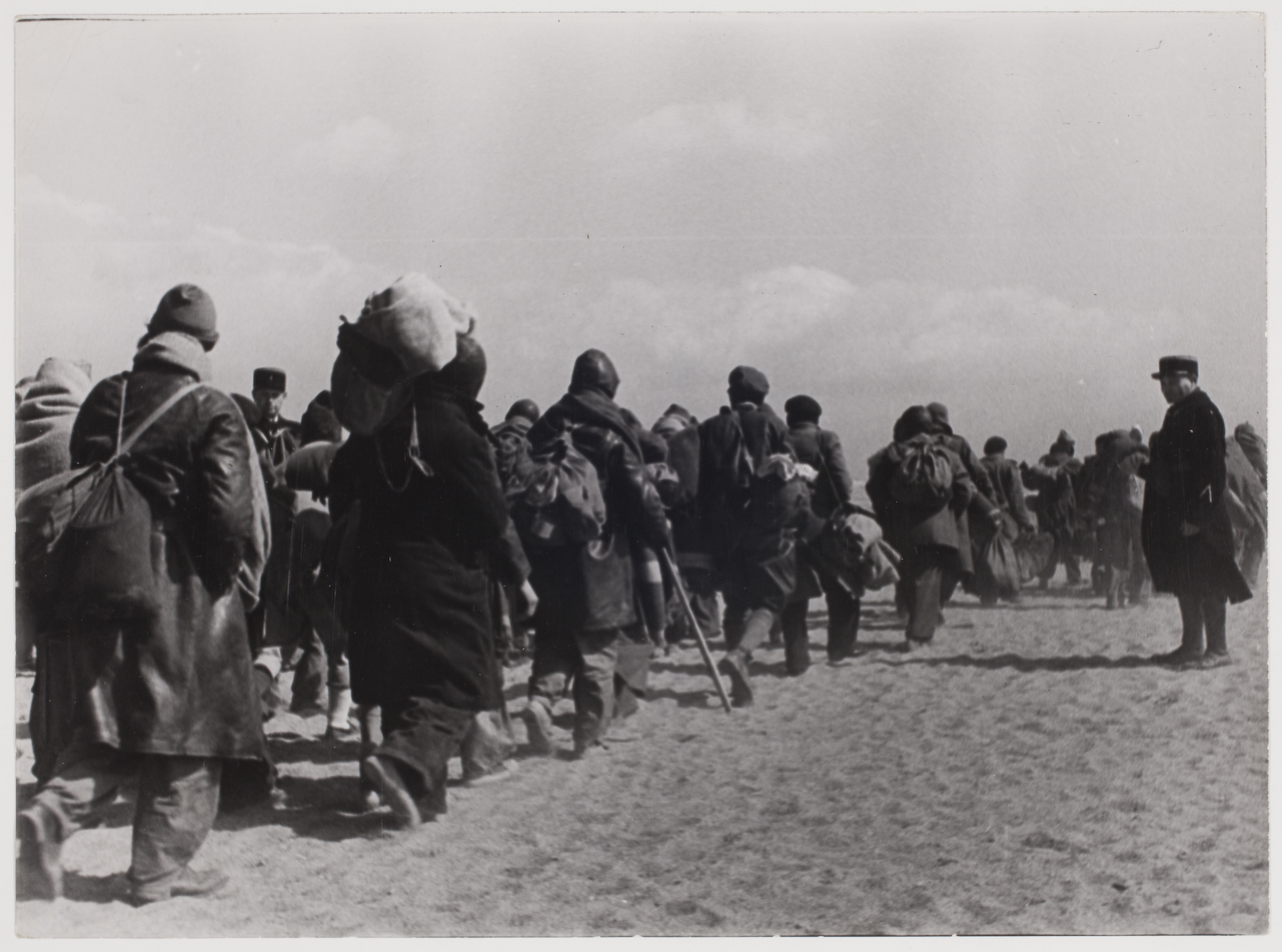 [Spanish refugees walking on the beach, escorted by French policemen ...