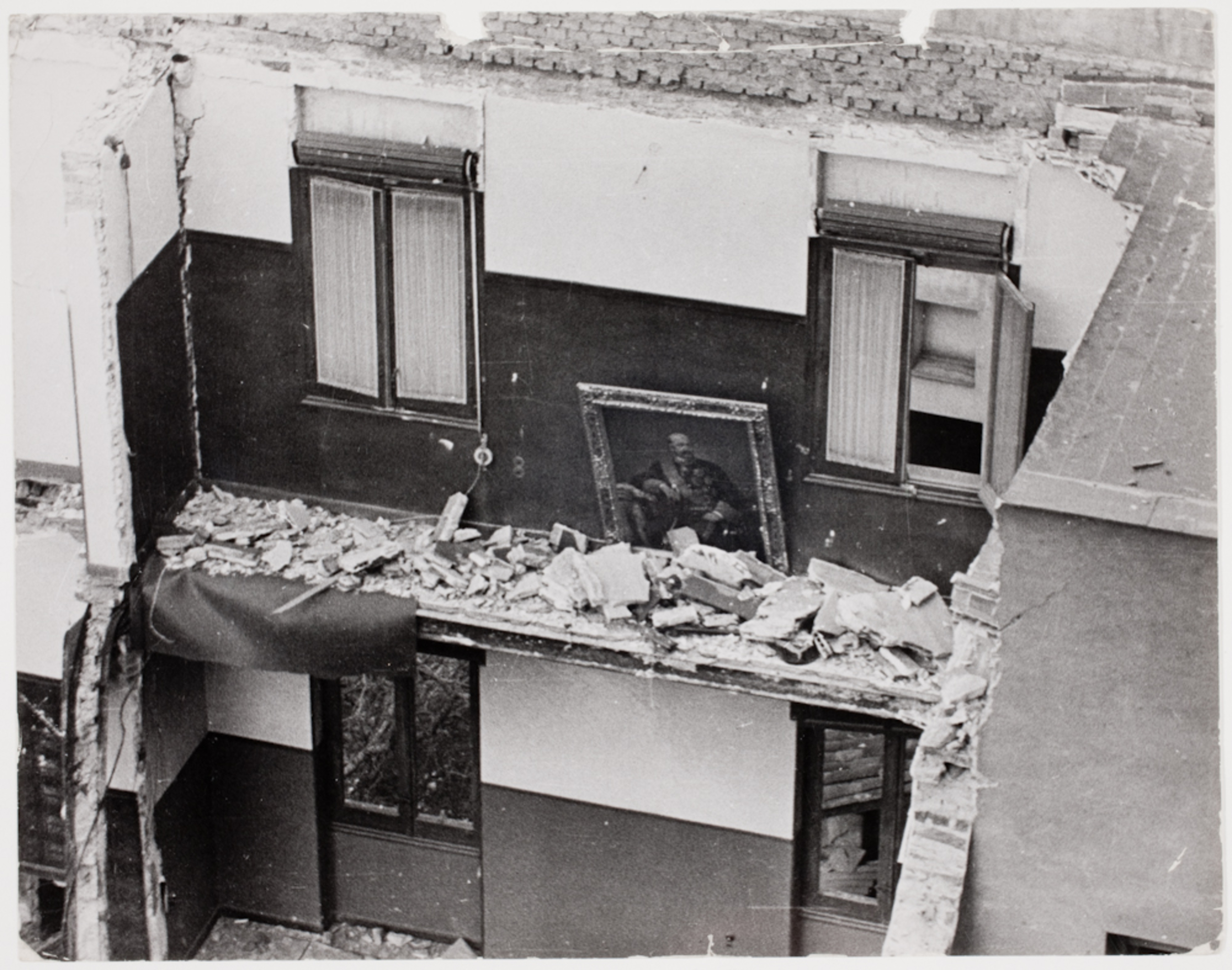 [Painting standing in the ruins of a bombed building, Madrid ...