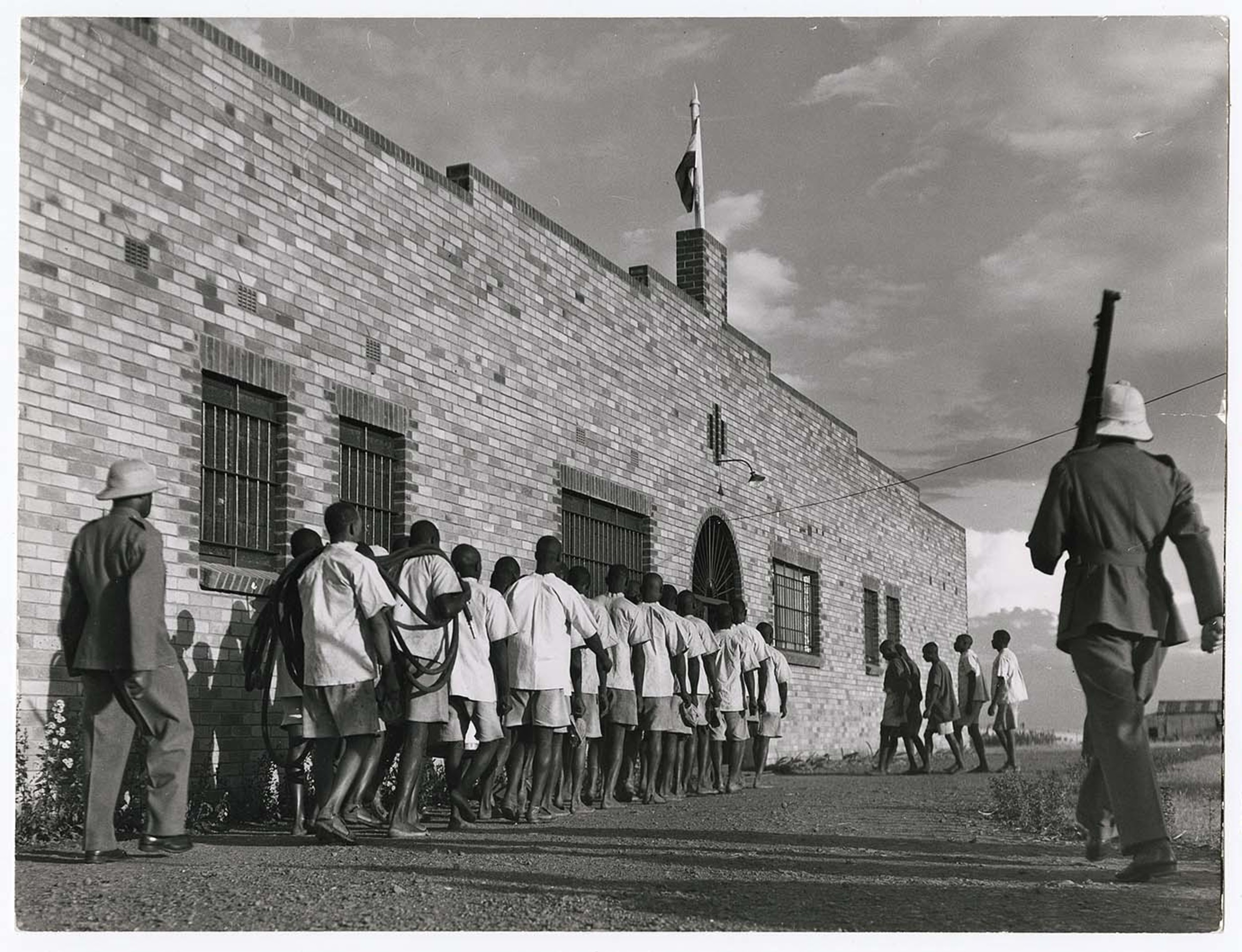 [Farm jail system prisoners returning to prison accompanied by armed ...