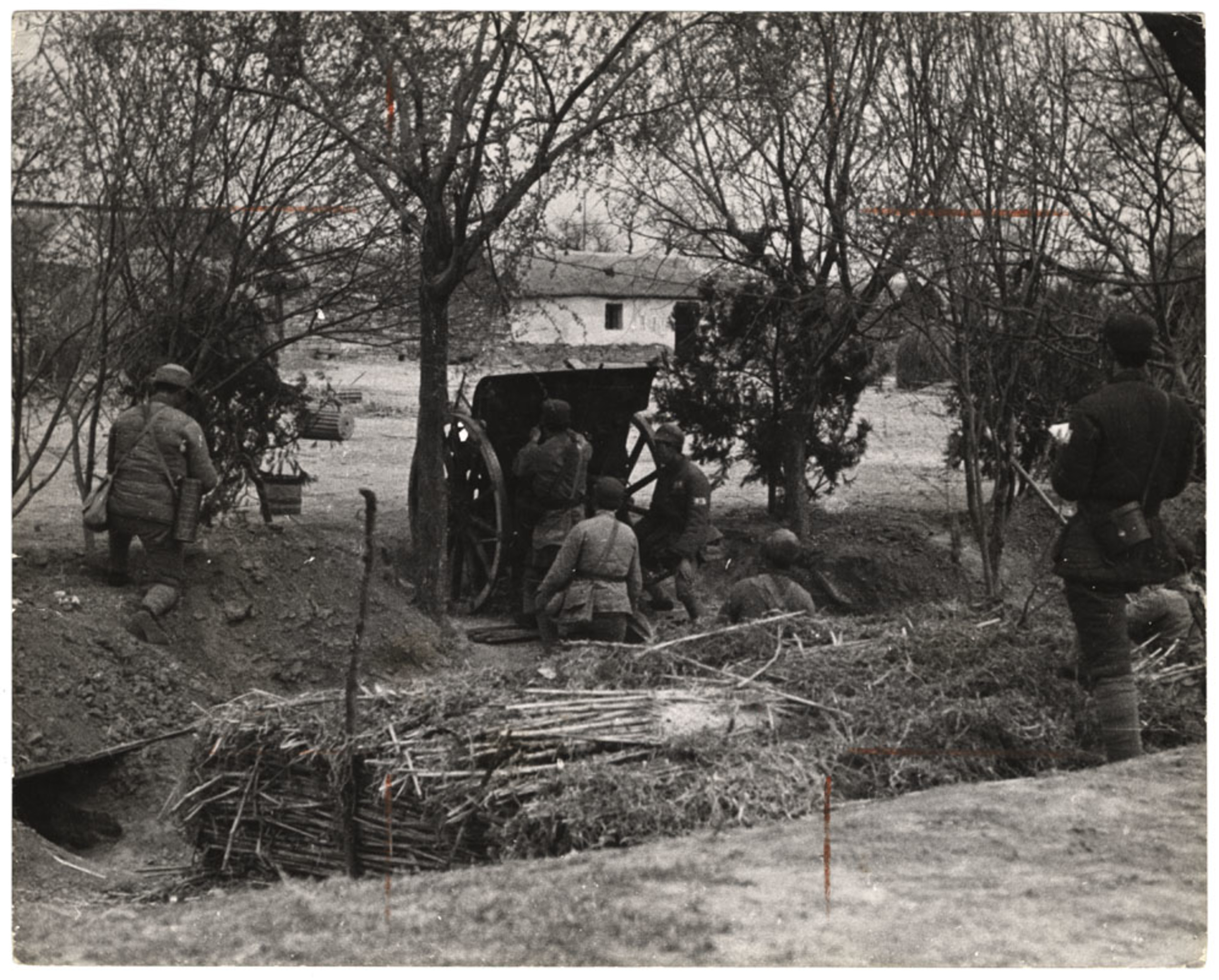 [Soldiers in trench with cannon, Tai'erzhuang, Xuzhou front, China ...