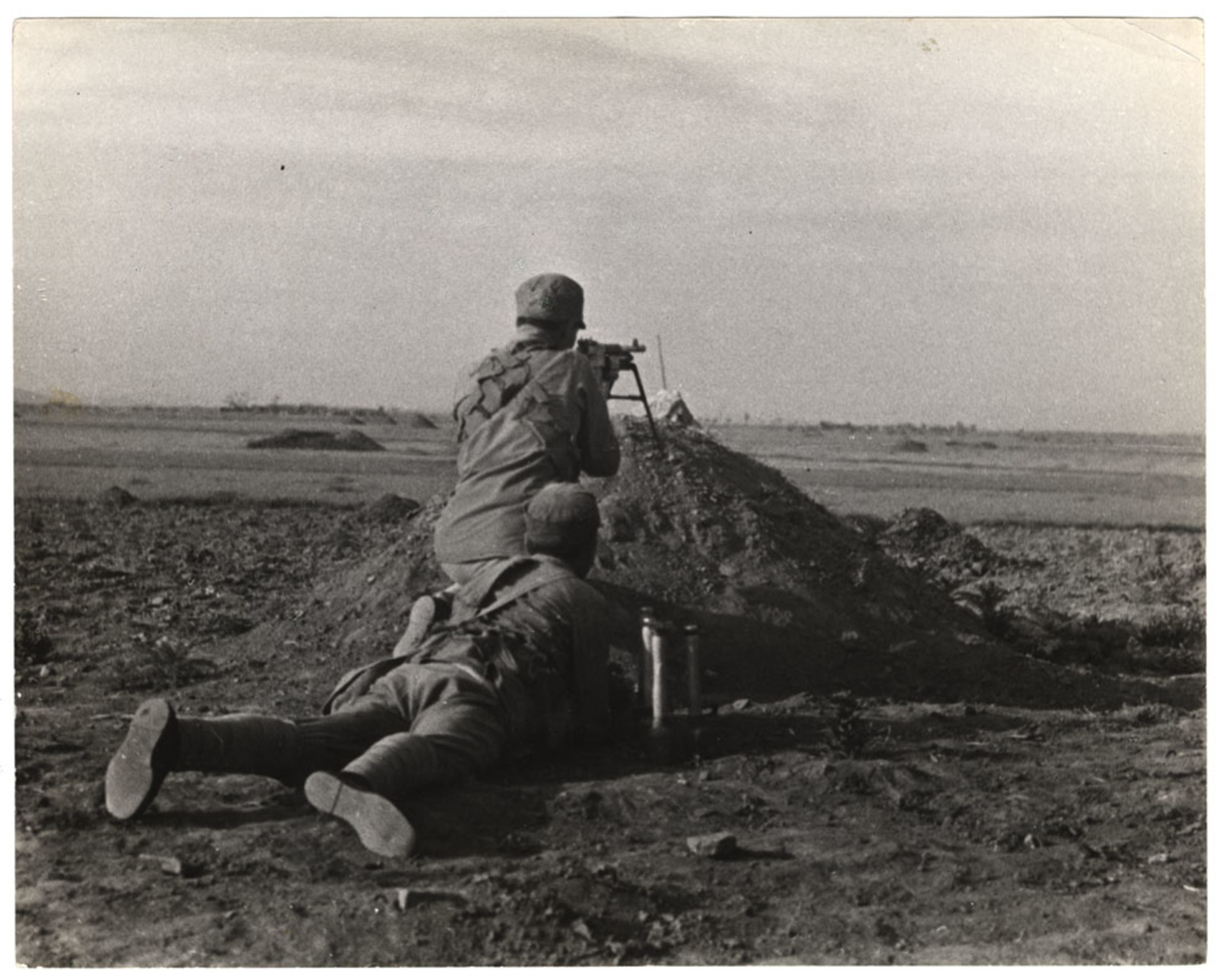 [Two soldiers behind a mound of dirt, Tai'erzhuang, Xuzhou front, China ...
