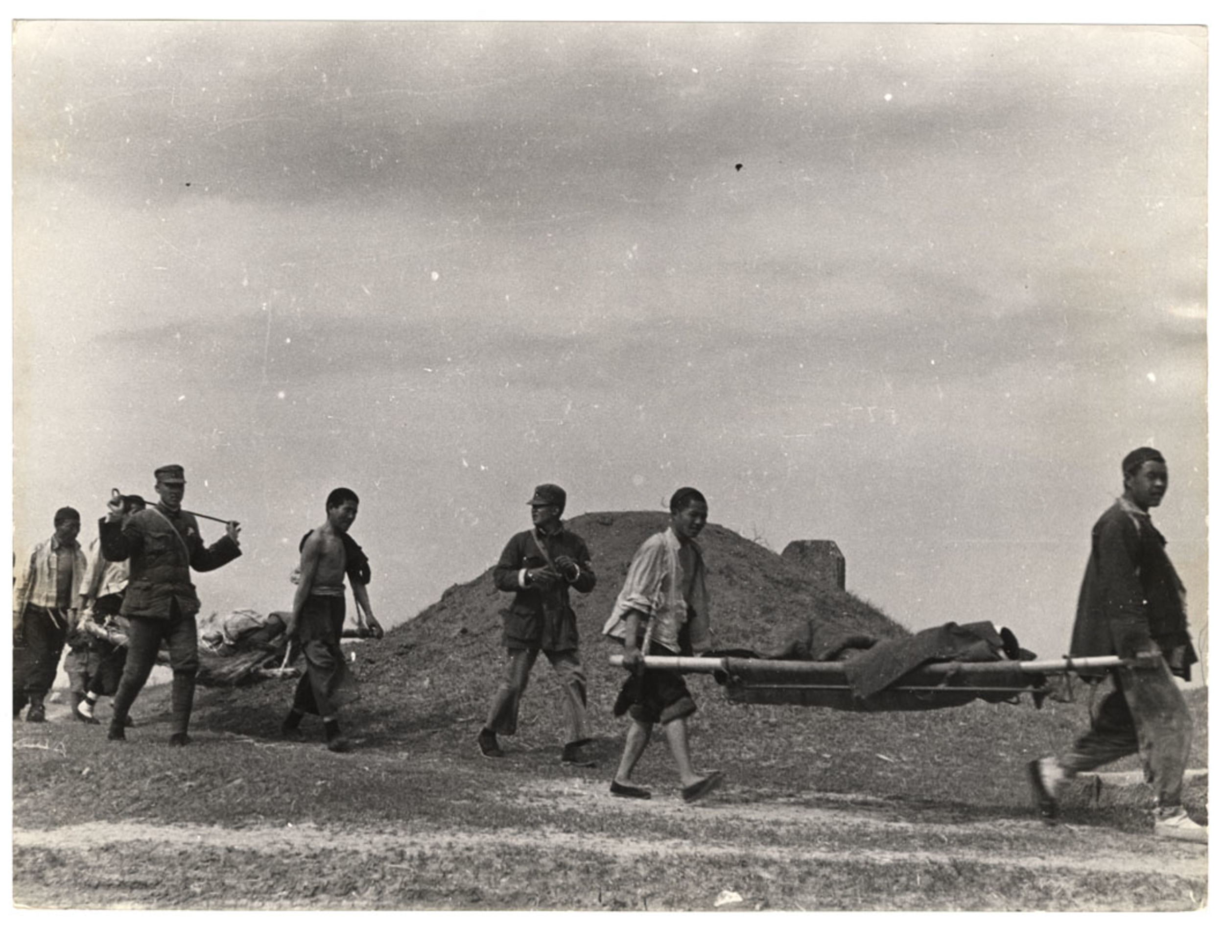 [Soldiers and peasants tending to the wounded, Tai'erzhuang, Xuzhou ...