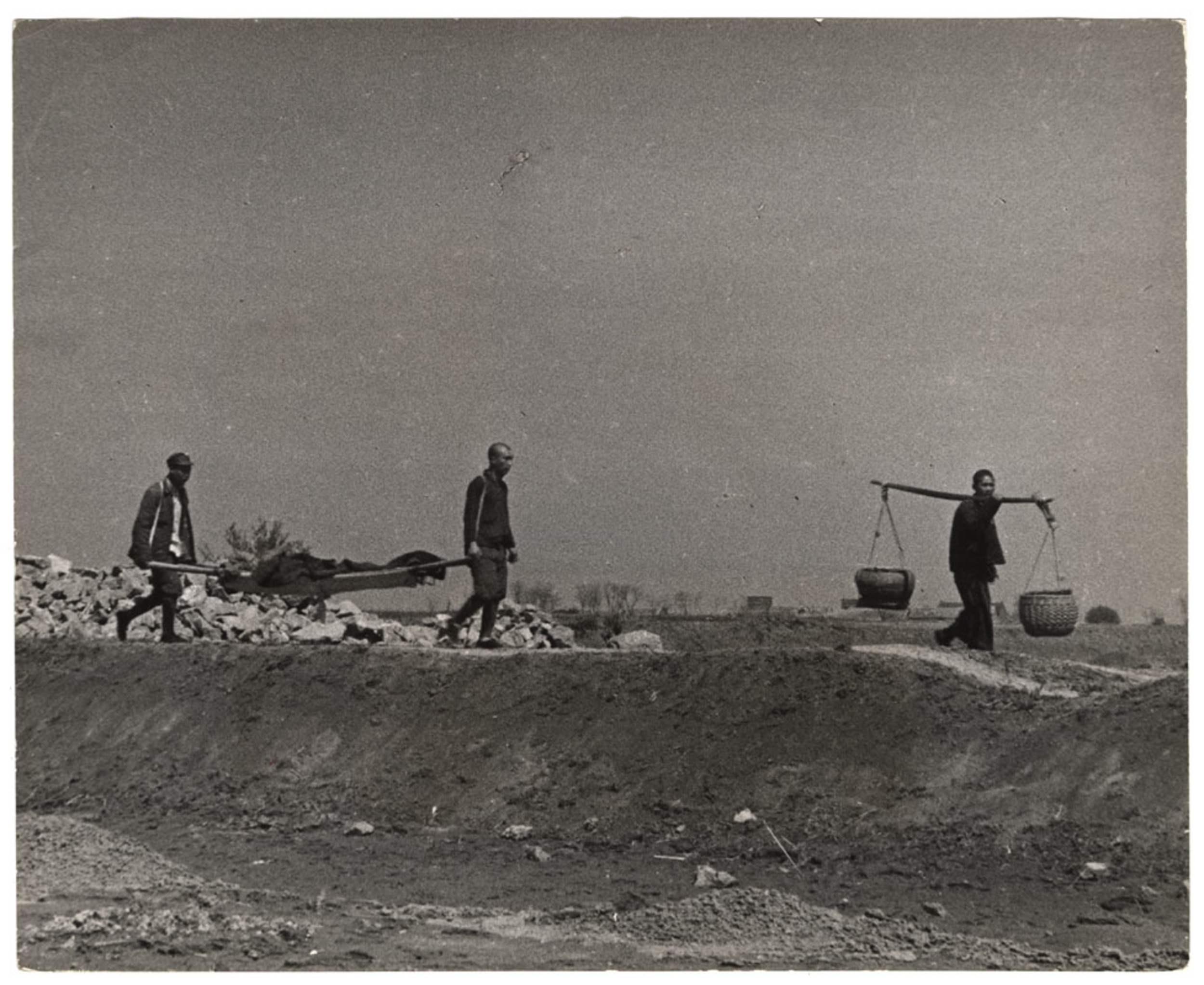 [Soldiers and peasants tending to the wounded, Tai'erzhuang, Xuzhou ...