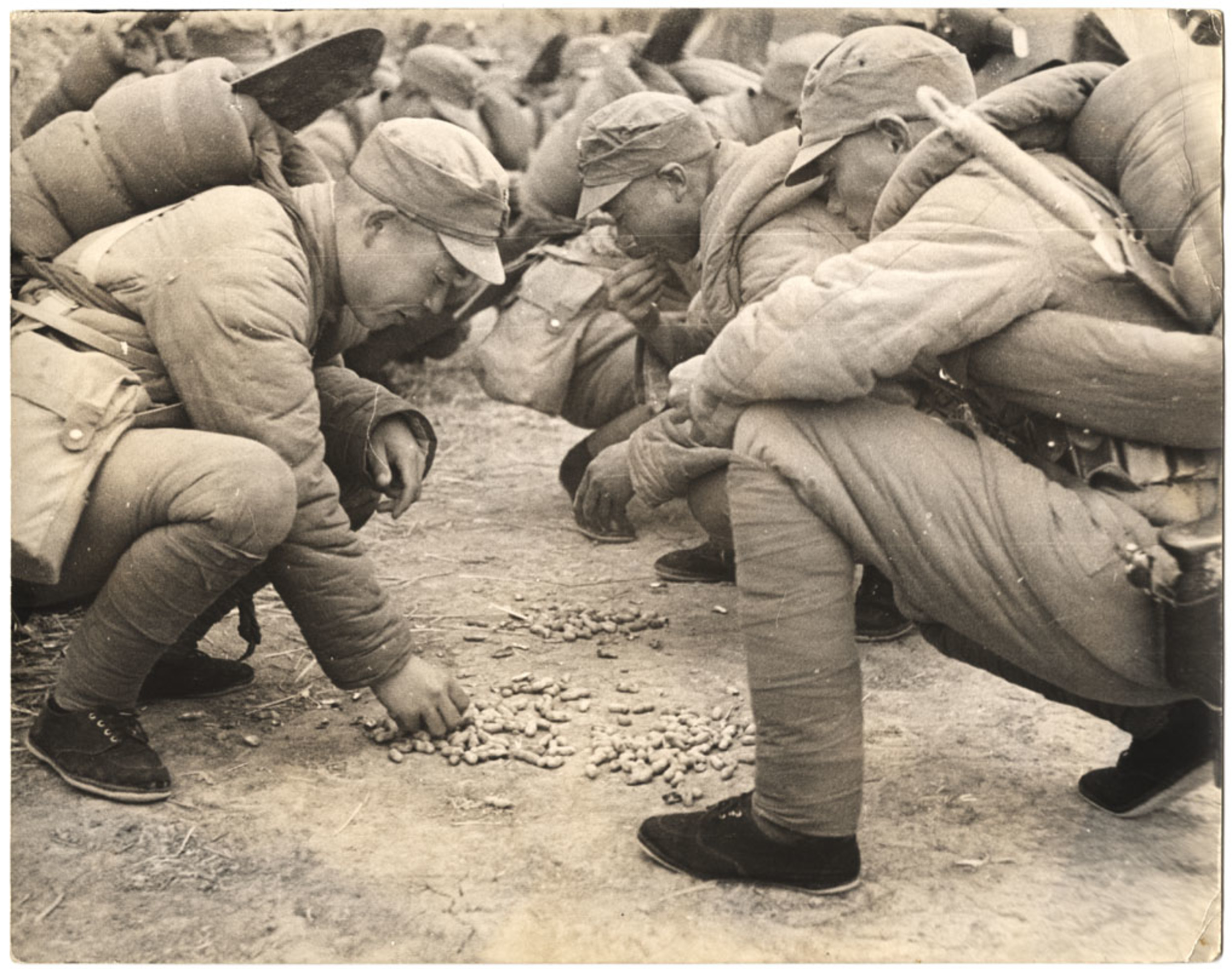 [Soldiers eating peanuts, Tai'erzhuang, Xuzhou front, China ...