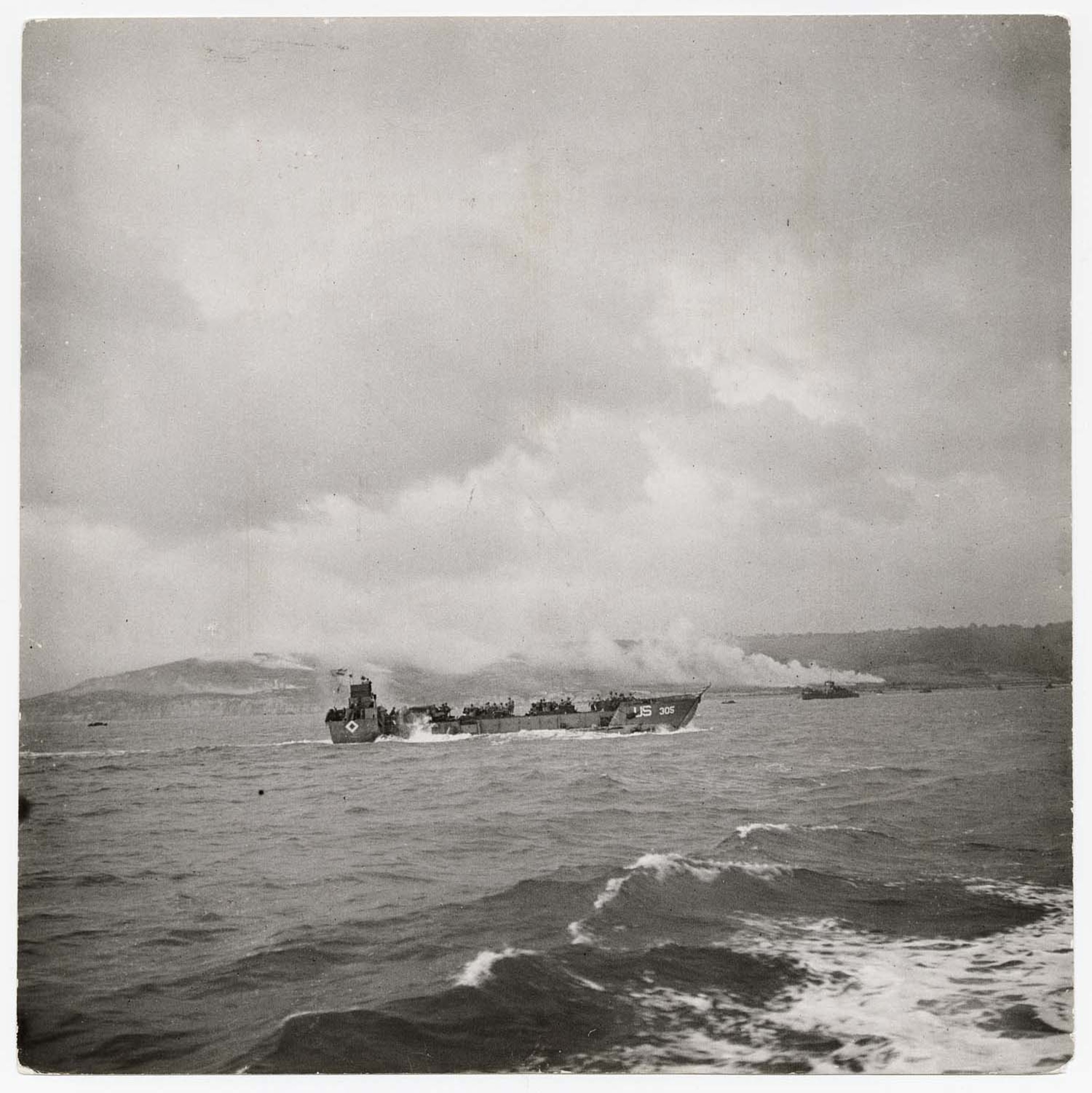 [American landing craft (LCT in foreground, LCI at right) making their ...