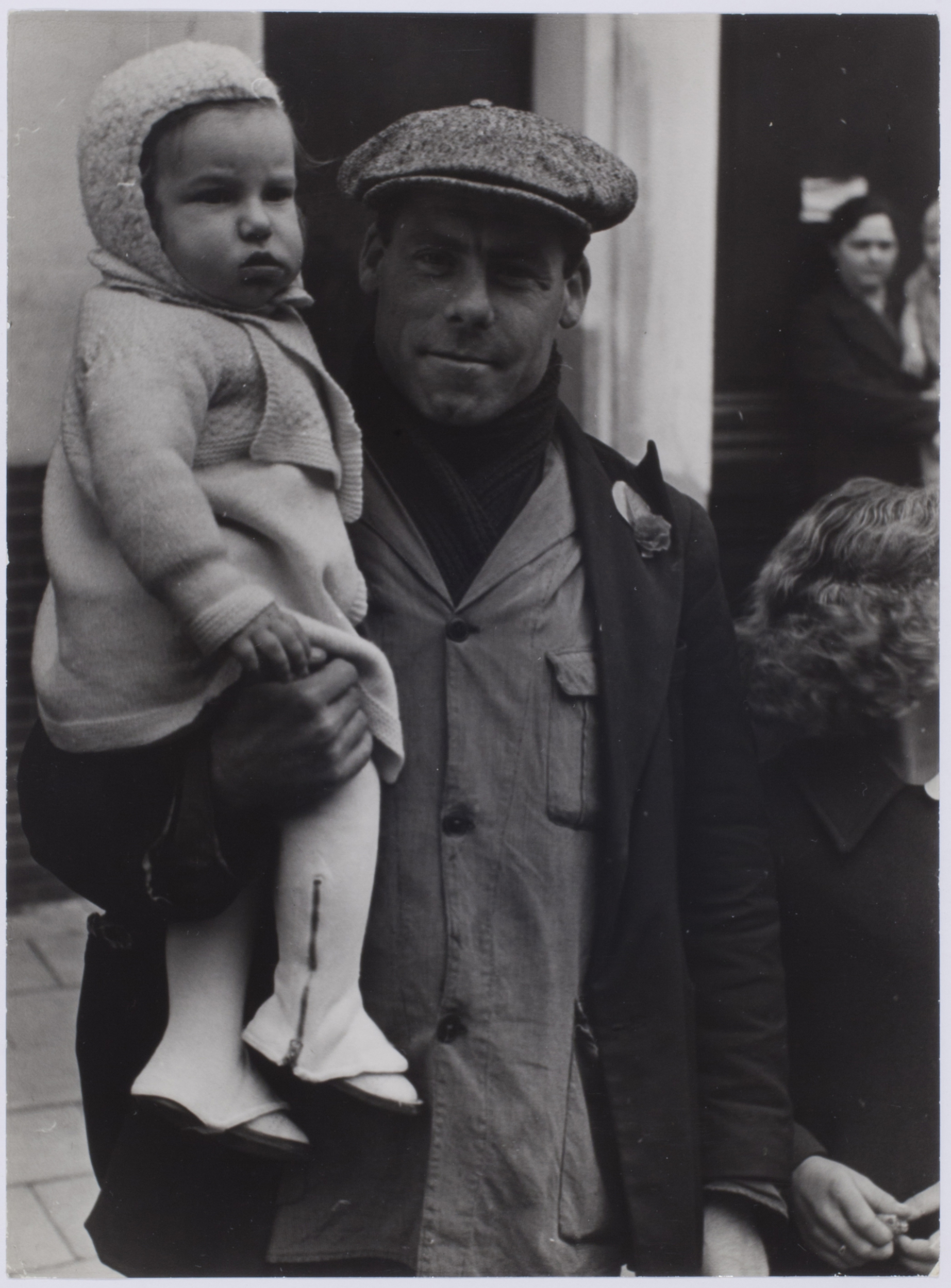 [Man carrying little girl on his arm, Paris] | International Center of ...