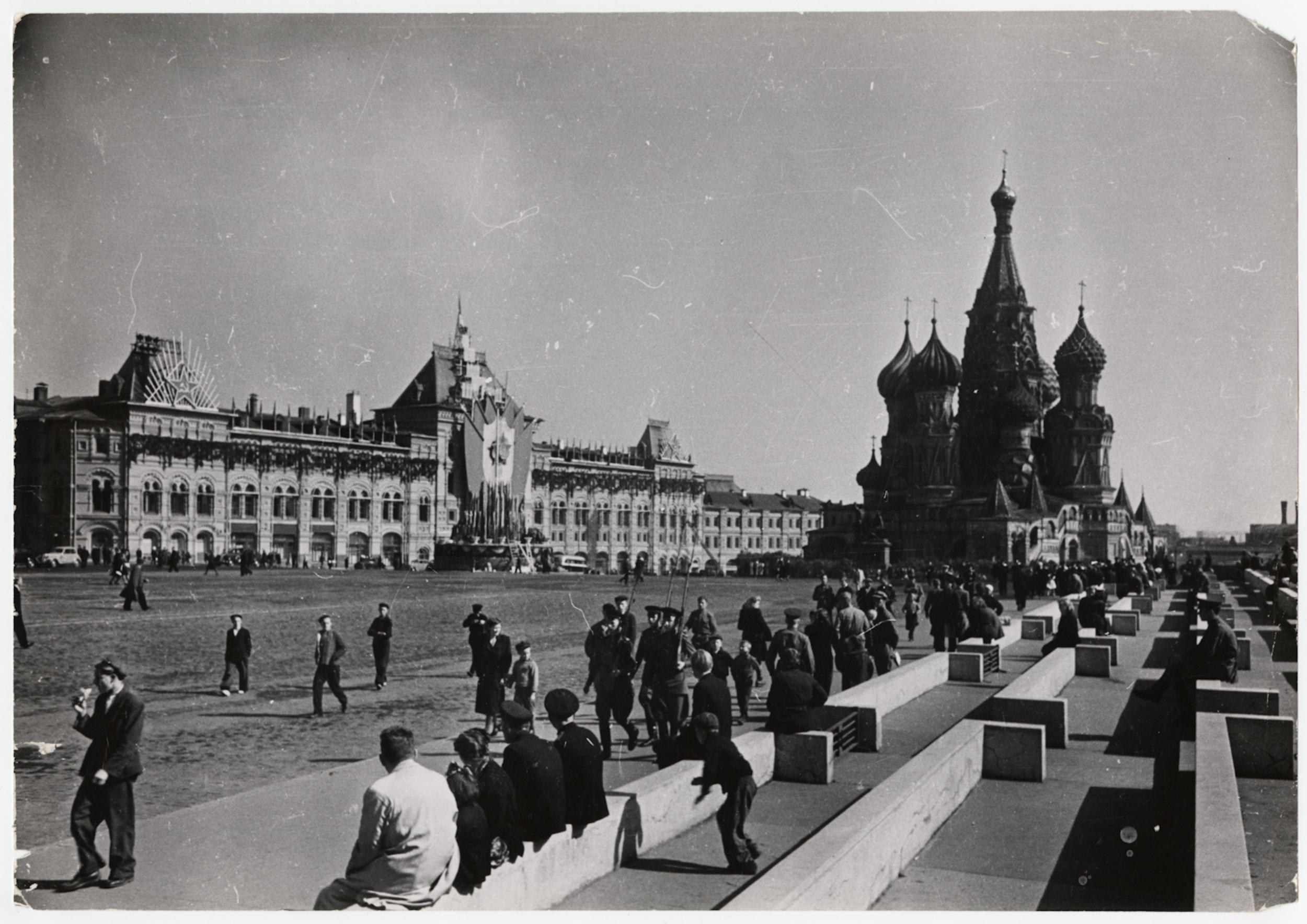 [People in Red Square, Moscow] | International Center of Photography
