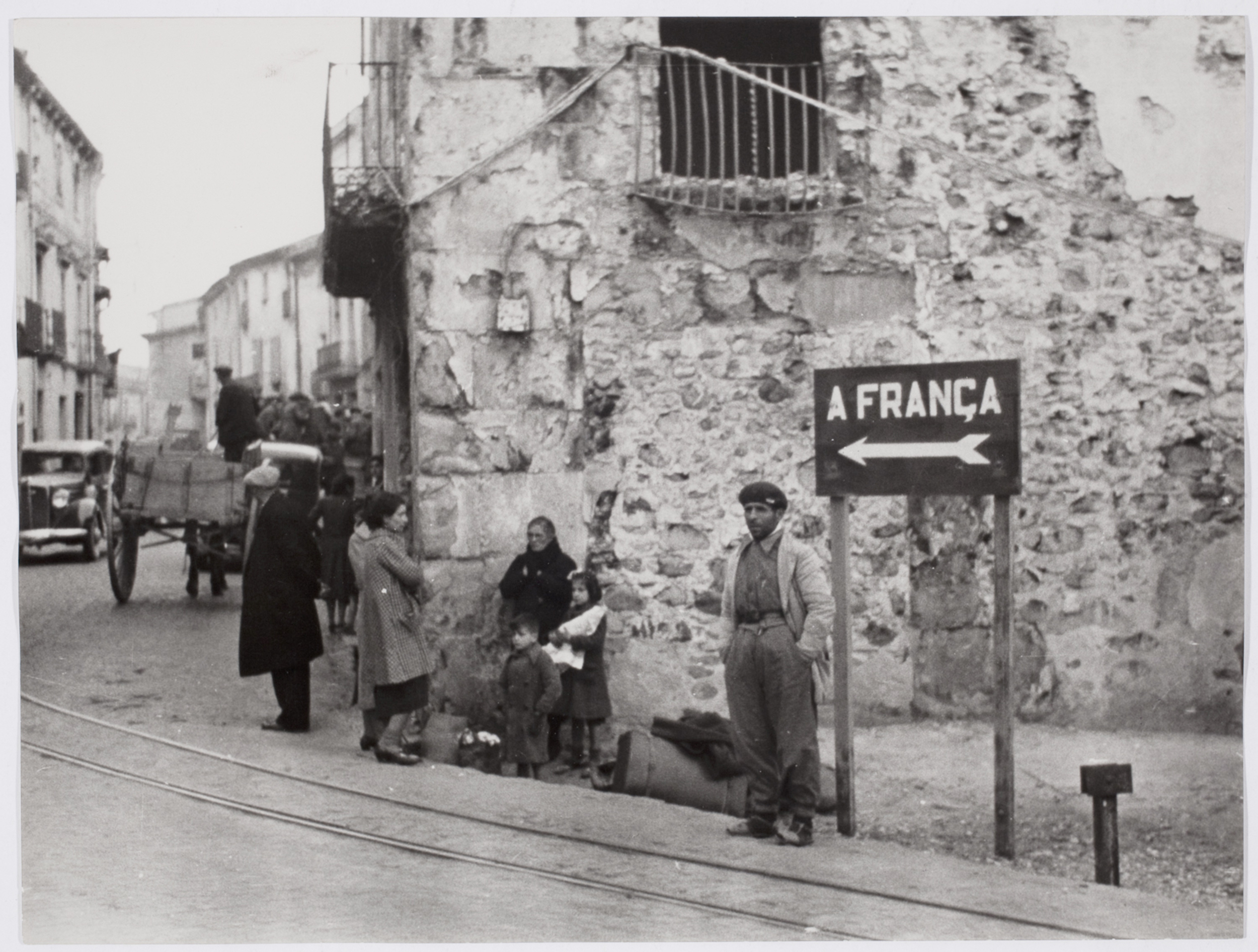 [Spanish refugees near the French border, north of Barcelona ...