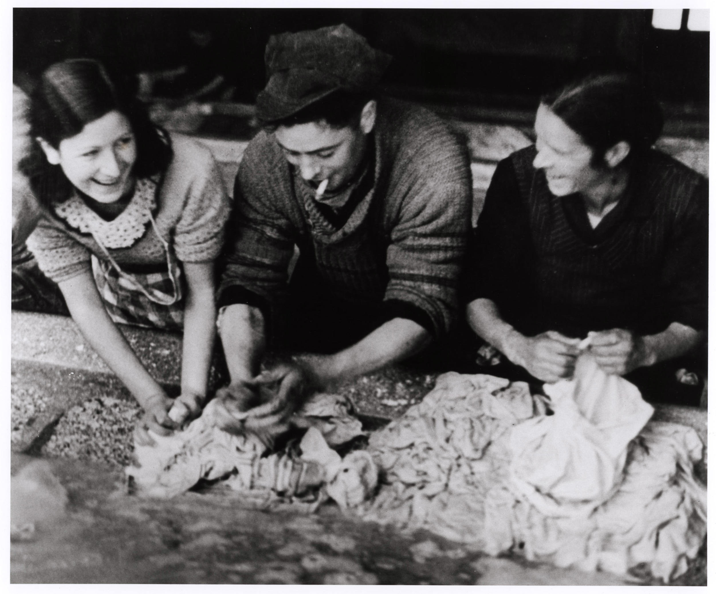 [Republican soldier defying tradition by helping women do laundry for ...