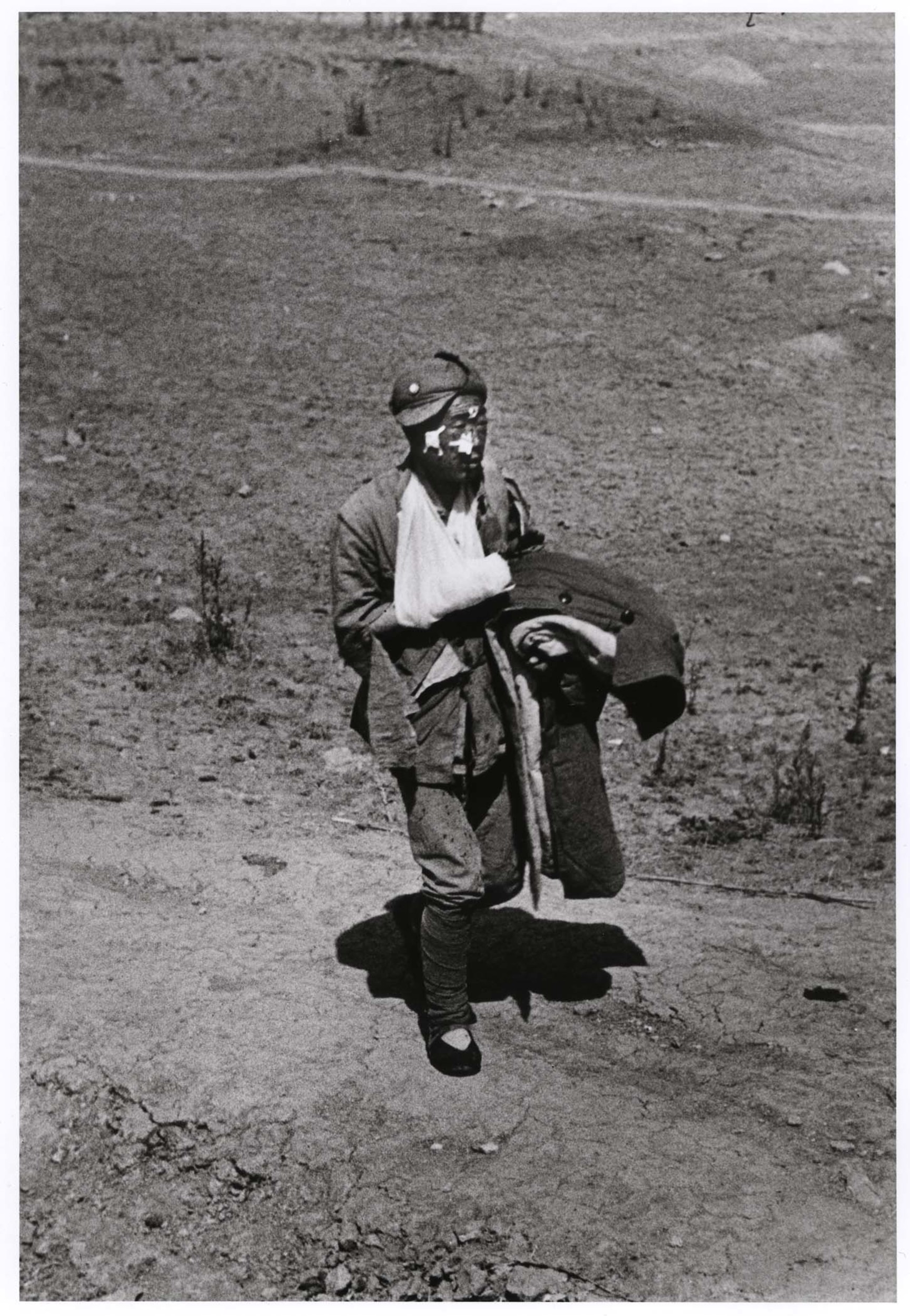 [Wounded soldier with arm in a sling, Tai'erzhuang, Xuzhou front, China ...