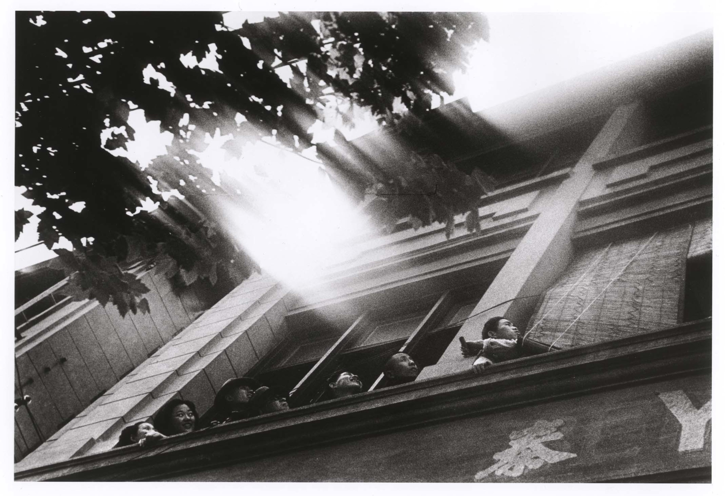 [Crowds leaning out windows to watch the air battle between Japanese ...