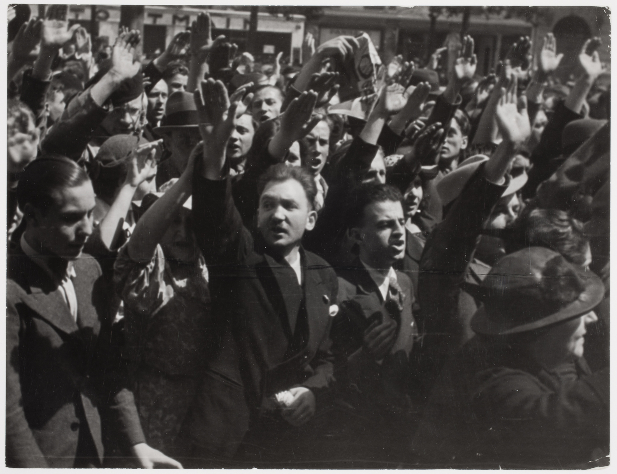 [Front National crowd doing the fascist salute on Bastille day, Paris ...