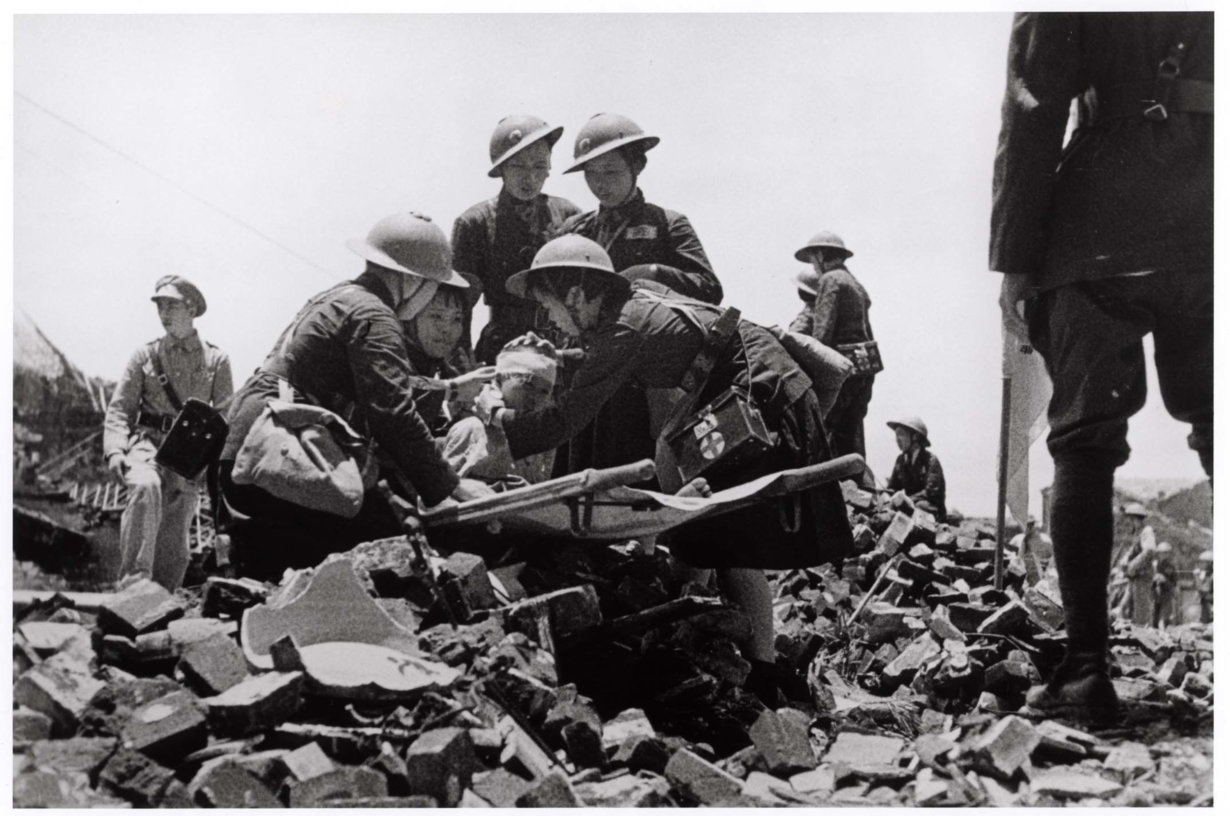 [Student civil-defense volunteers assisting the wounded, Guangzhou ...