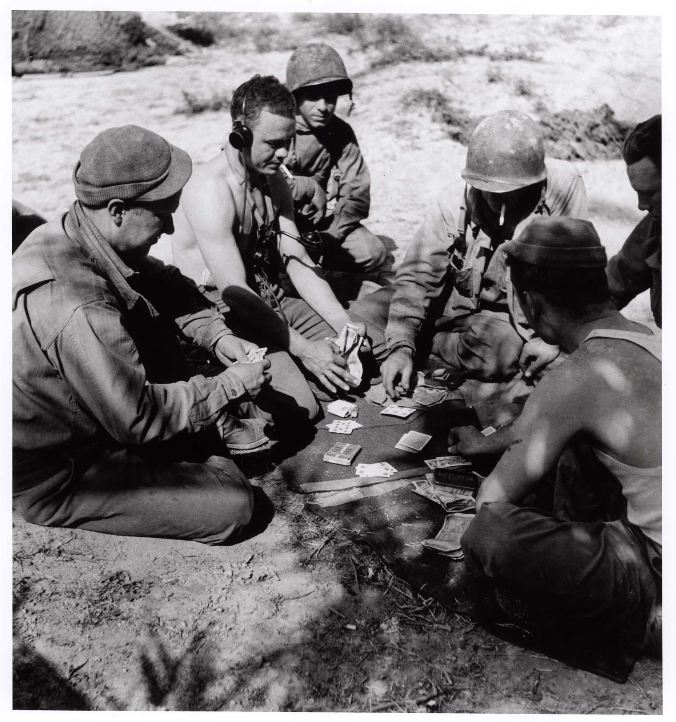[Group of American soldiers playing cards, El Guettar, Tunisia ...