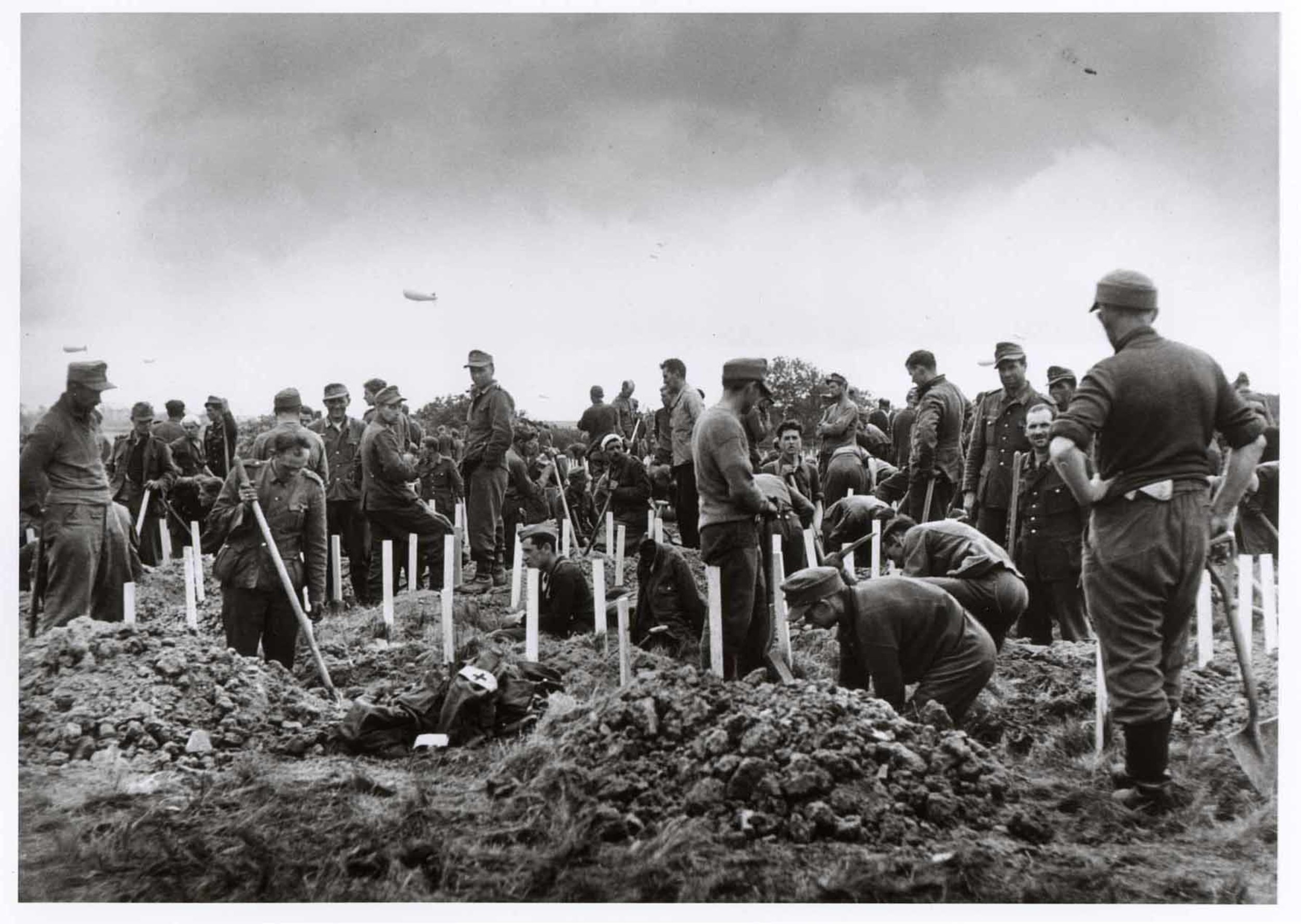 [German soldiers captured by American forces burying some of the men ...