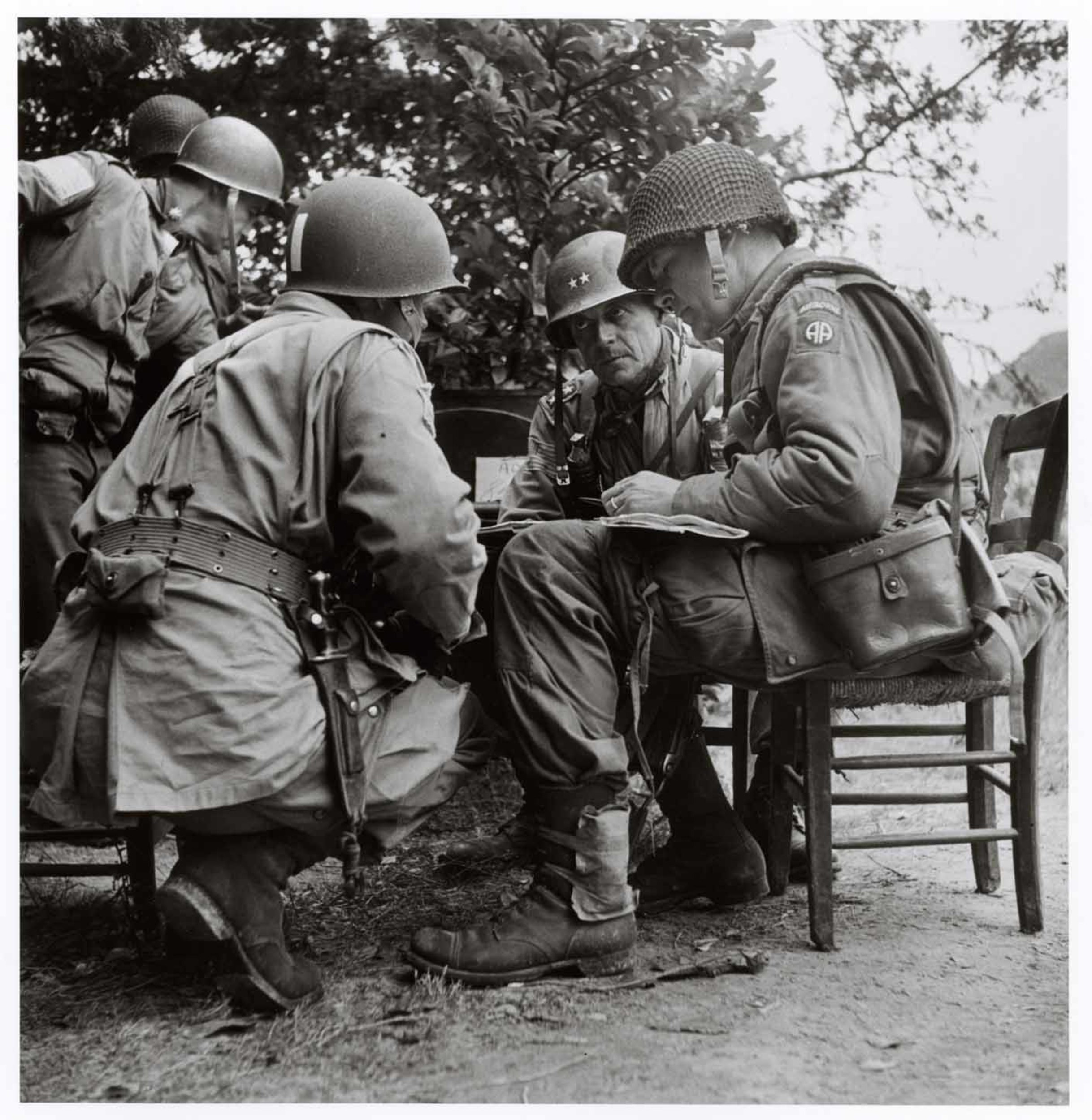 [General Matthew B. Ridgway (center, facing camera) discussing strategy ...