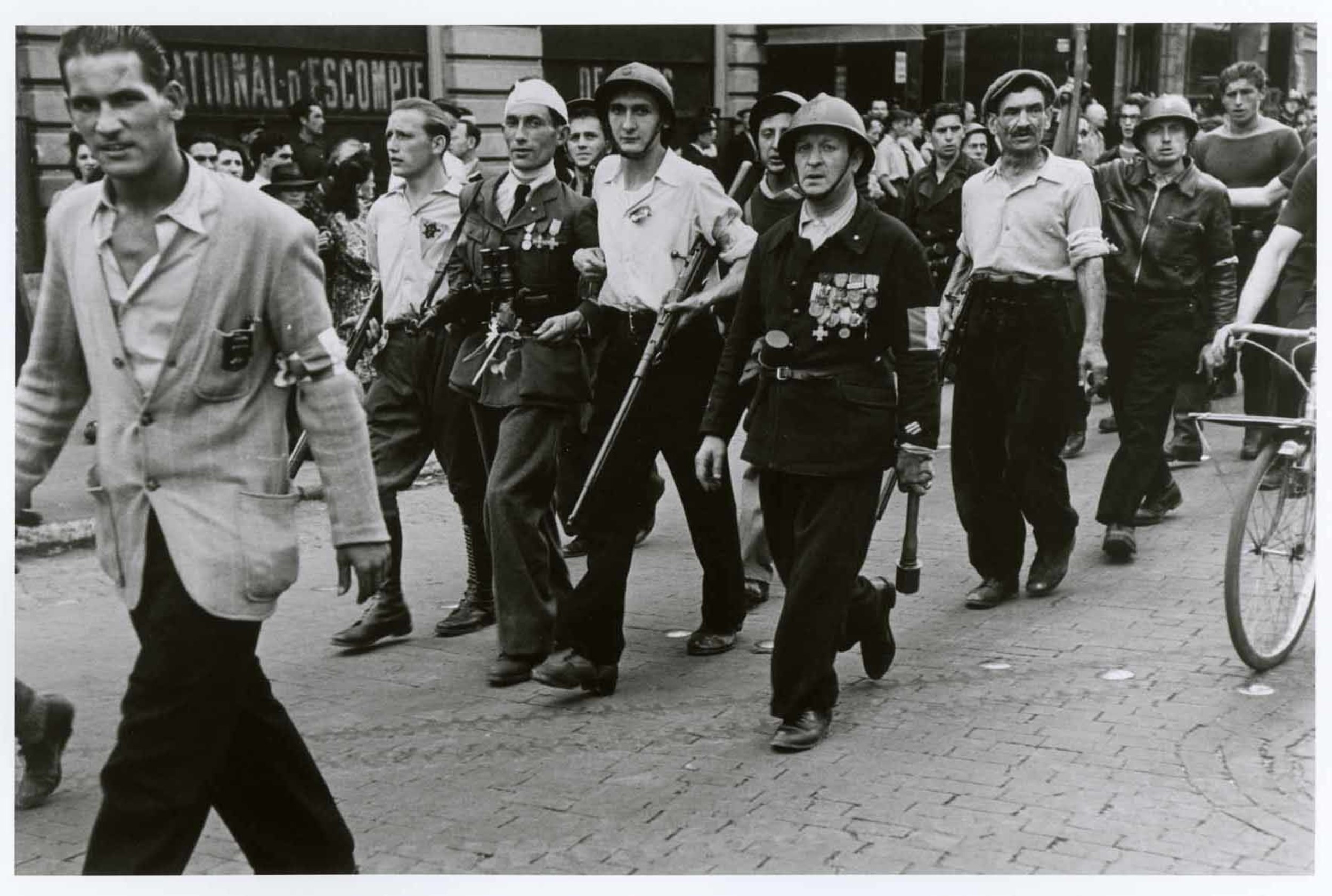 [French troops and Resistance fighters in the liberated city, Paris ...