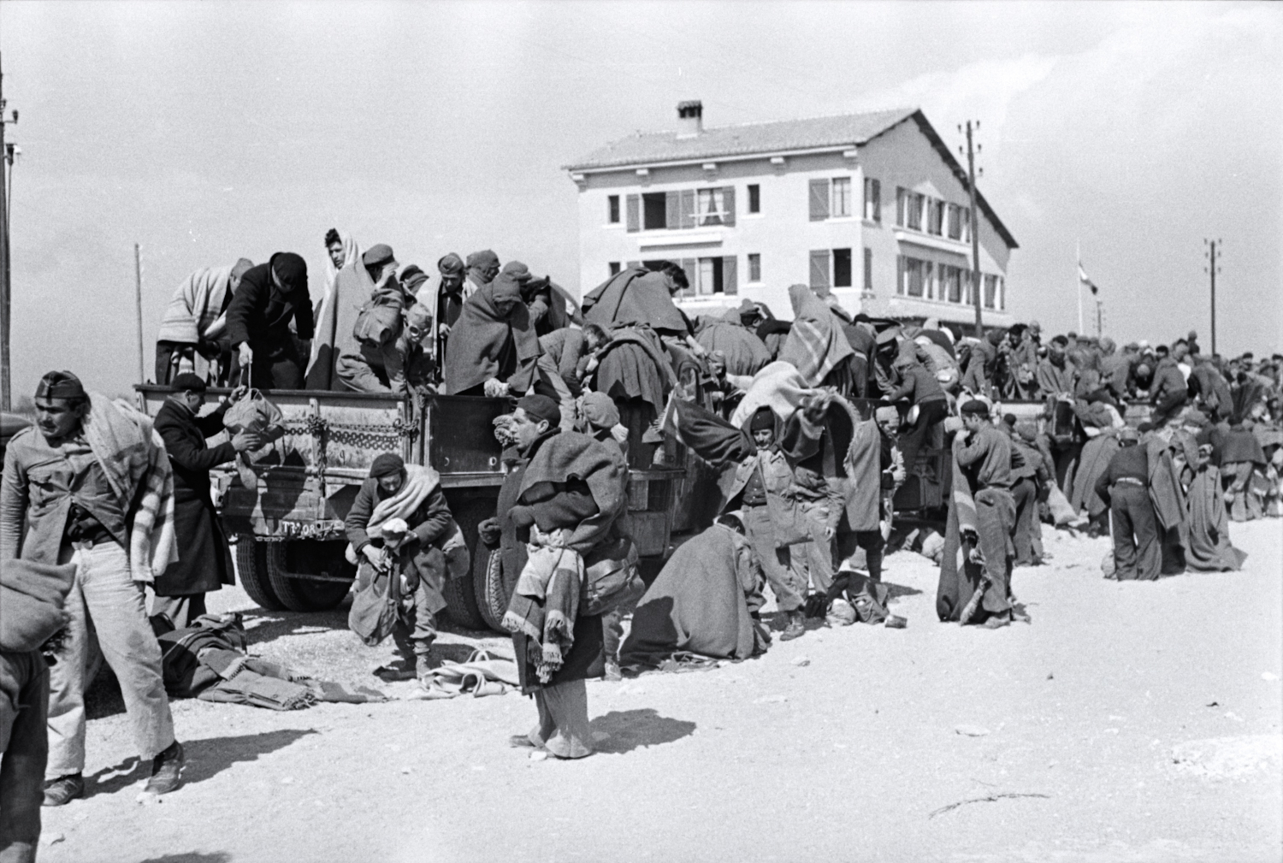 [Prisoners about to be transported from one part of an internment camp ...