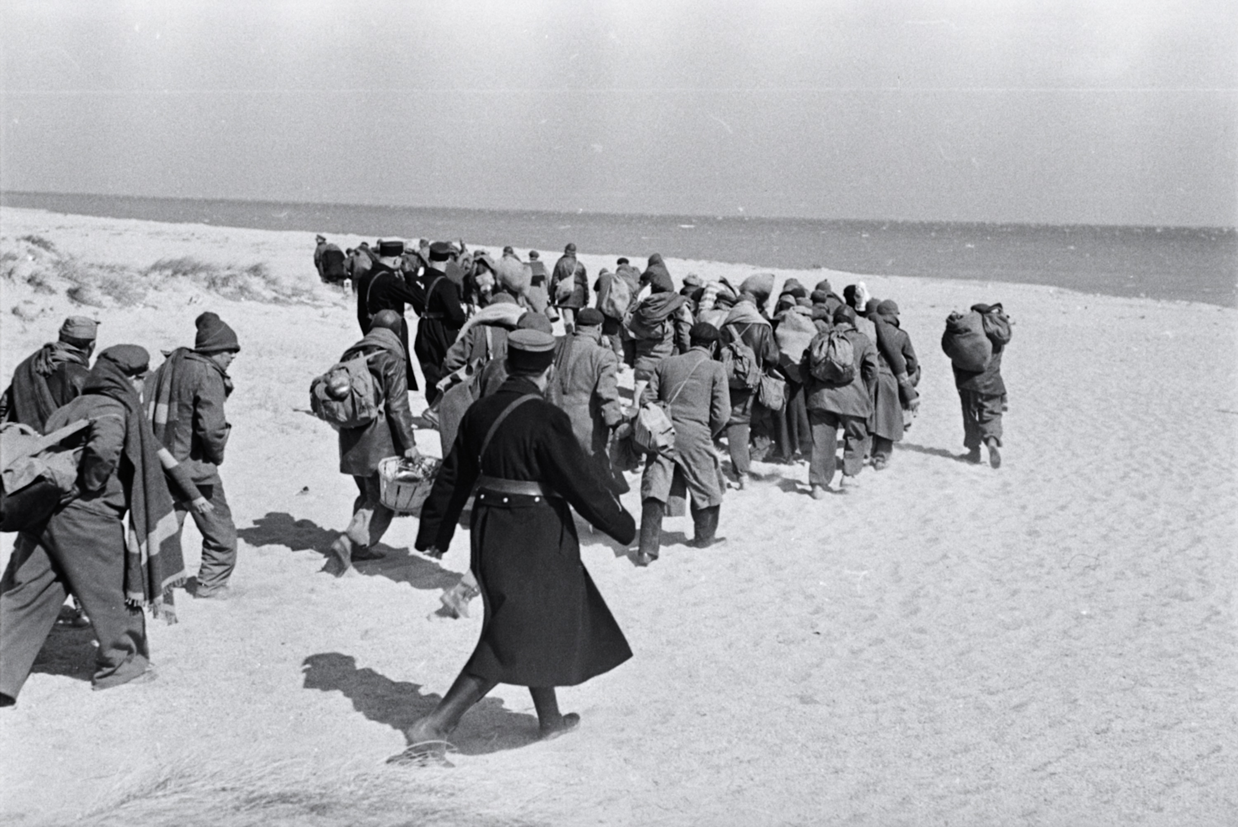[Prisoners being transferred from one part of an internment camp for ...