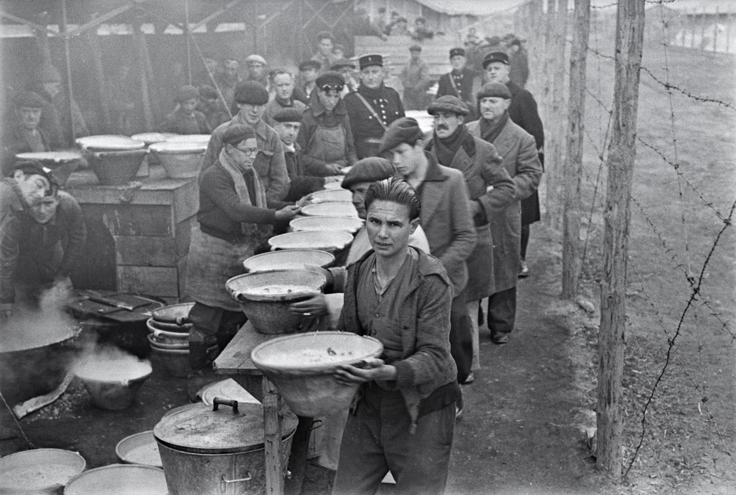 [Food distribution at an internment camp for Spanish refugees, Bram ...