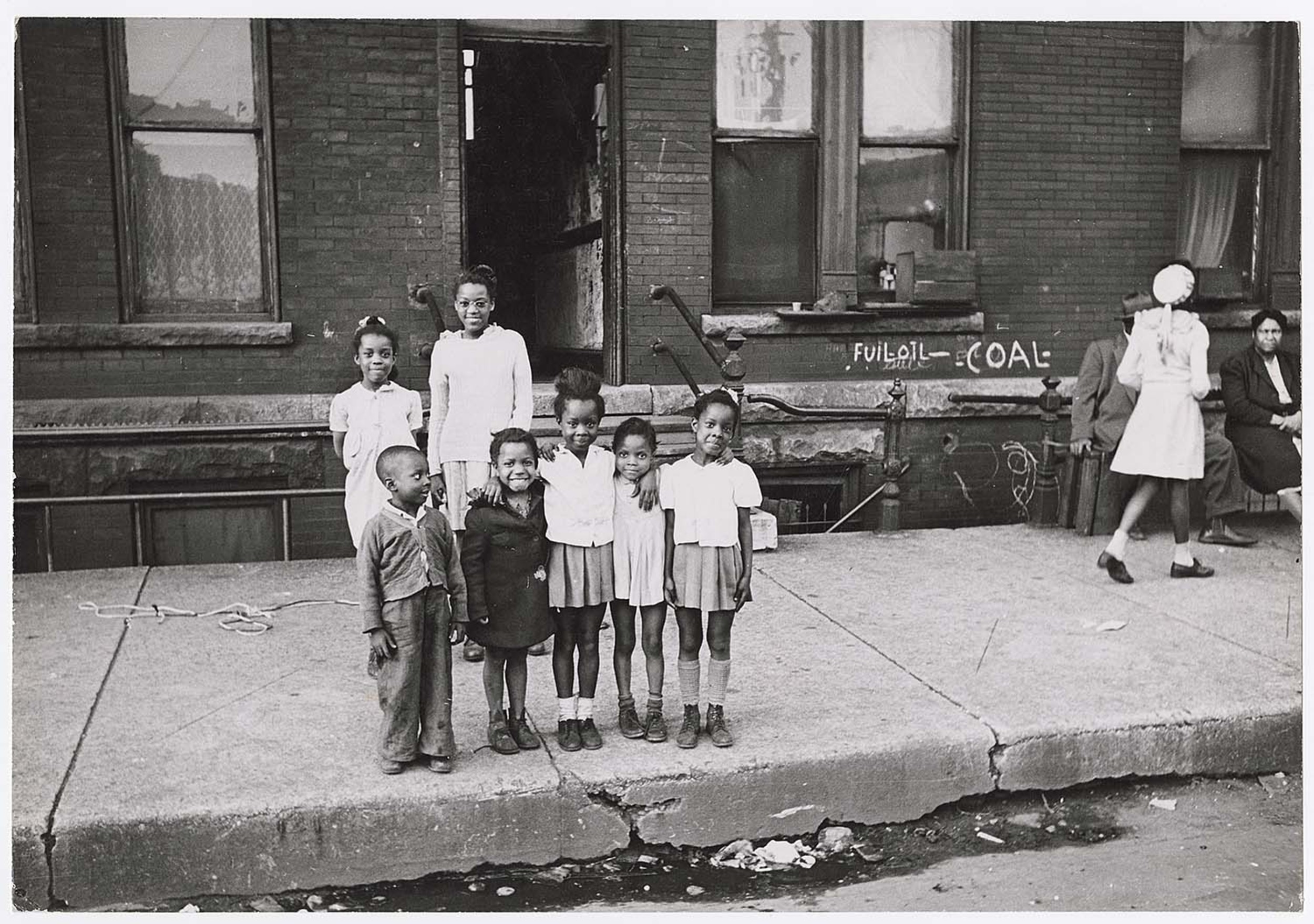 [Children posing on a sidewalk in the slums of Chicago] | International ...