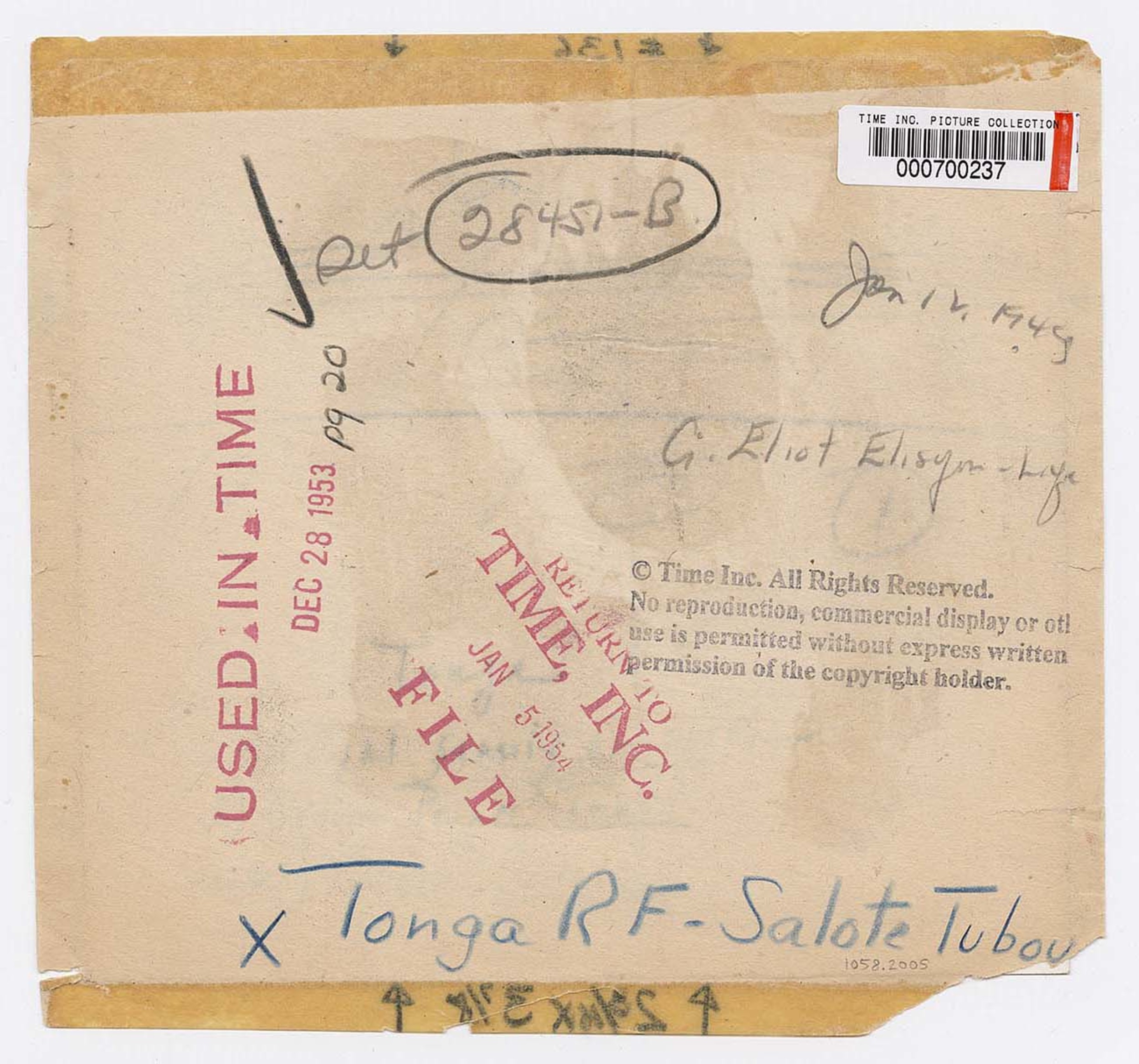 [Queen Salote Tupou III, sitting in the middle of her family ...