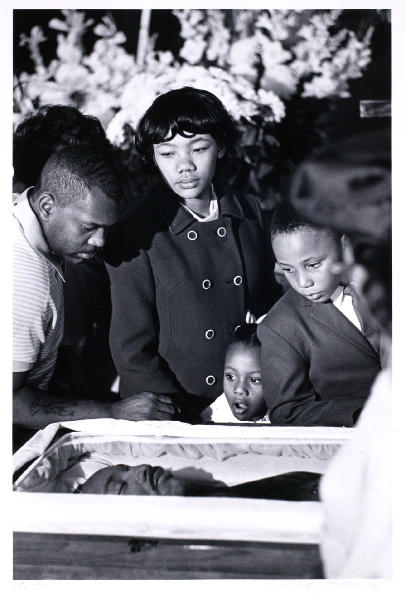 Dr. King's children view his body lying in state, Sister's Chapel ...