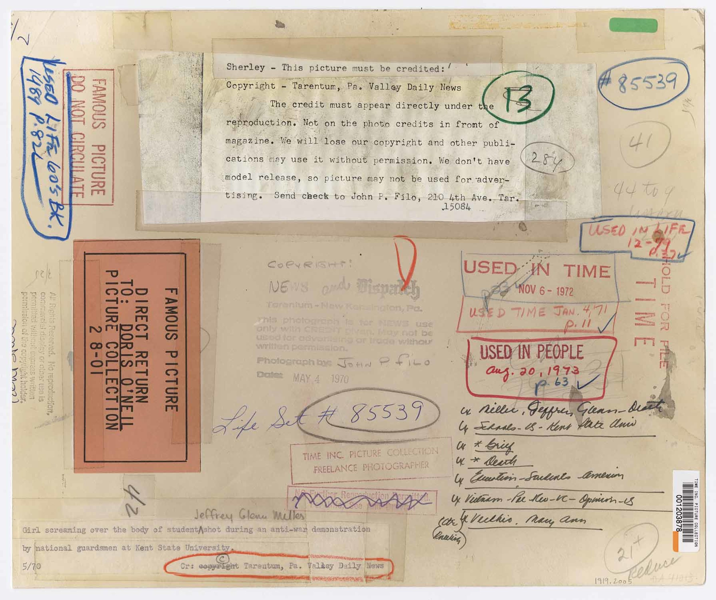 [Mary Ann Vecchio grieving over body of college student Jeffrey Glenn ...