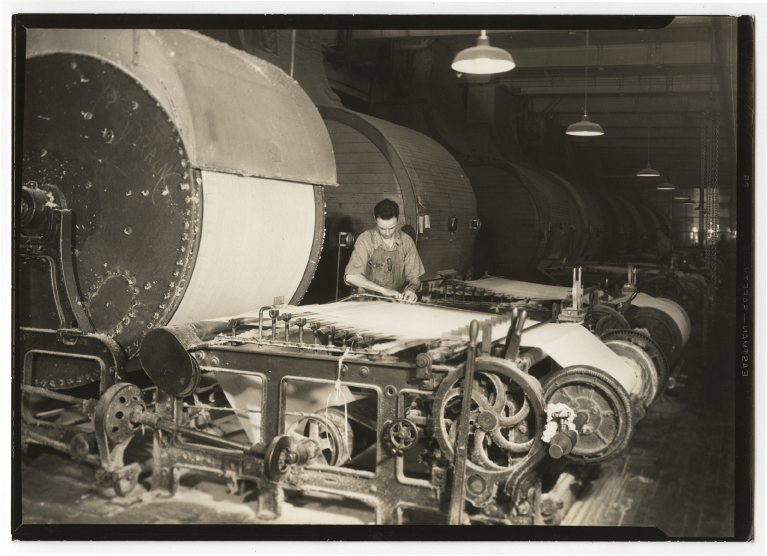 [Worker operating slasher or dressing machine, Pacific Mills ...