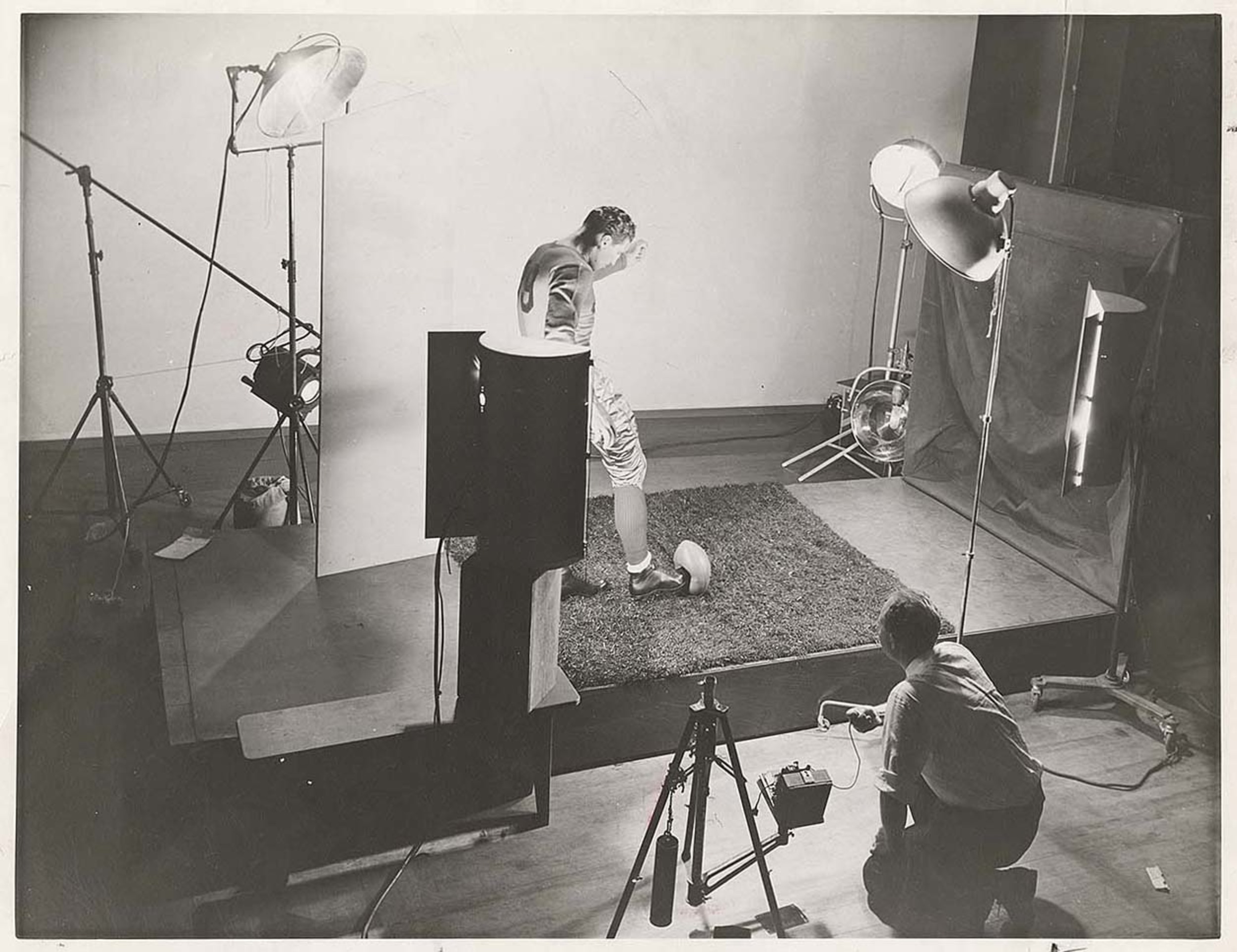 [Dr. Harold E. Edgerton taking stroboscopic picture of Joe Maniaci, ace ...