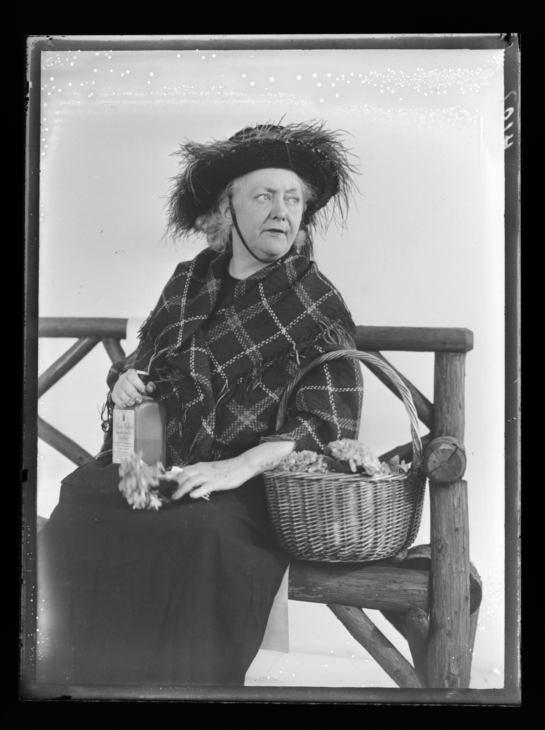 [Cecilia Loftus as a Piccadilly flower girl] | International Center of ...
