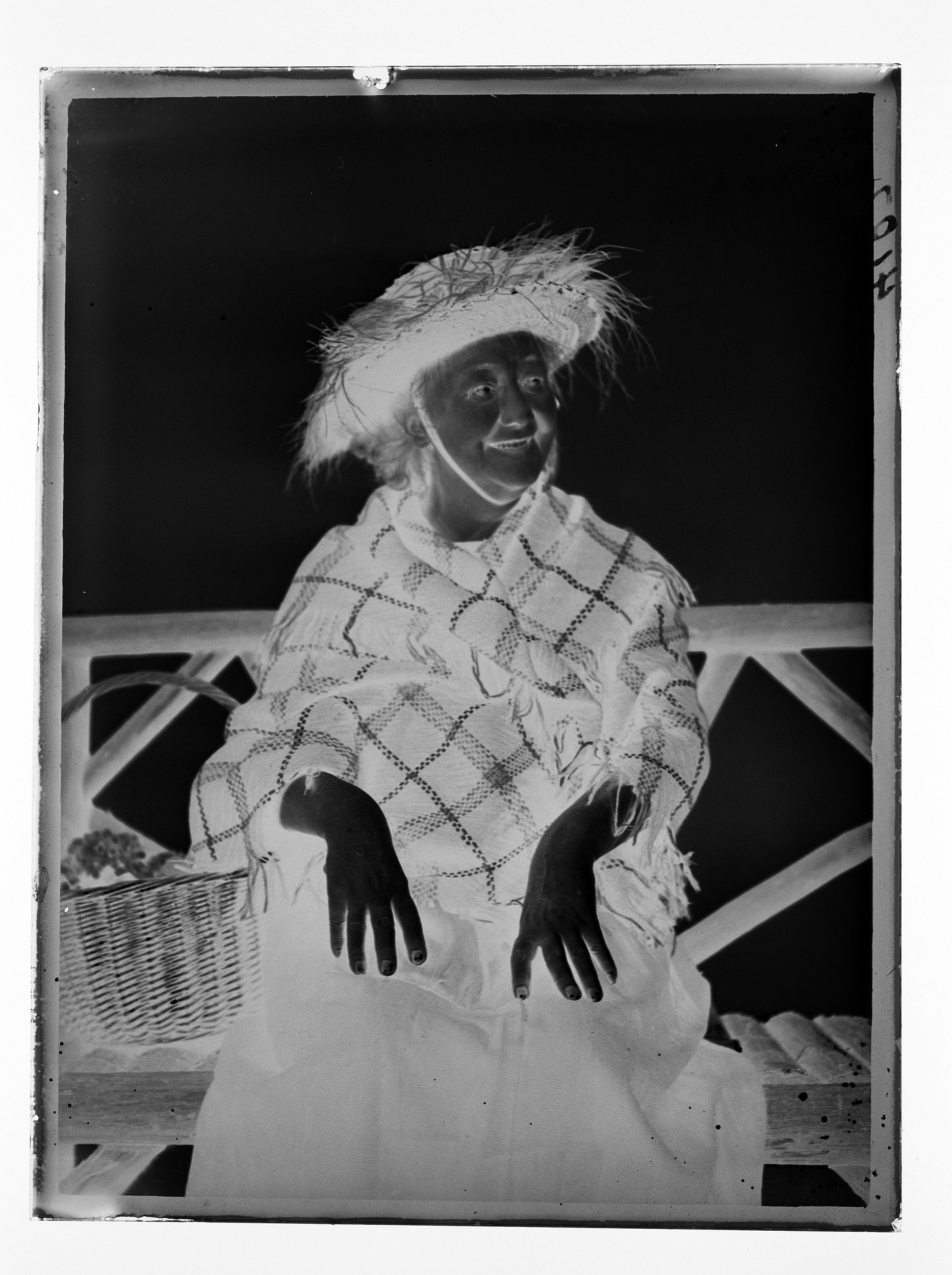 [Cecilia Loftus as a Piccadilly flower girl] | International Center of ...