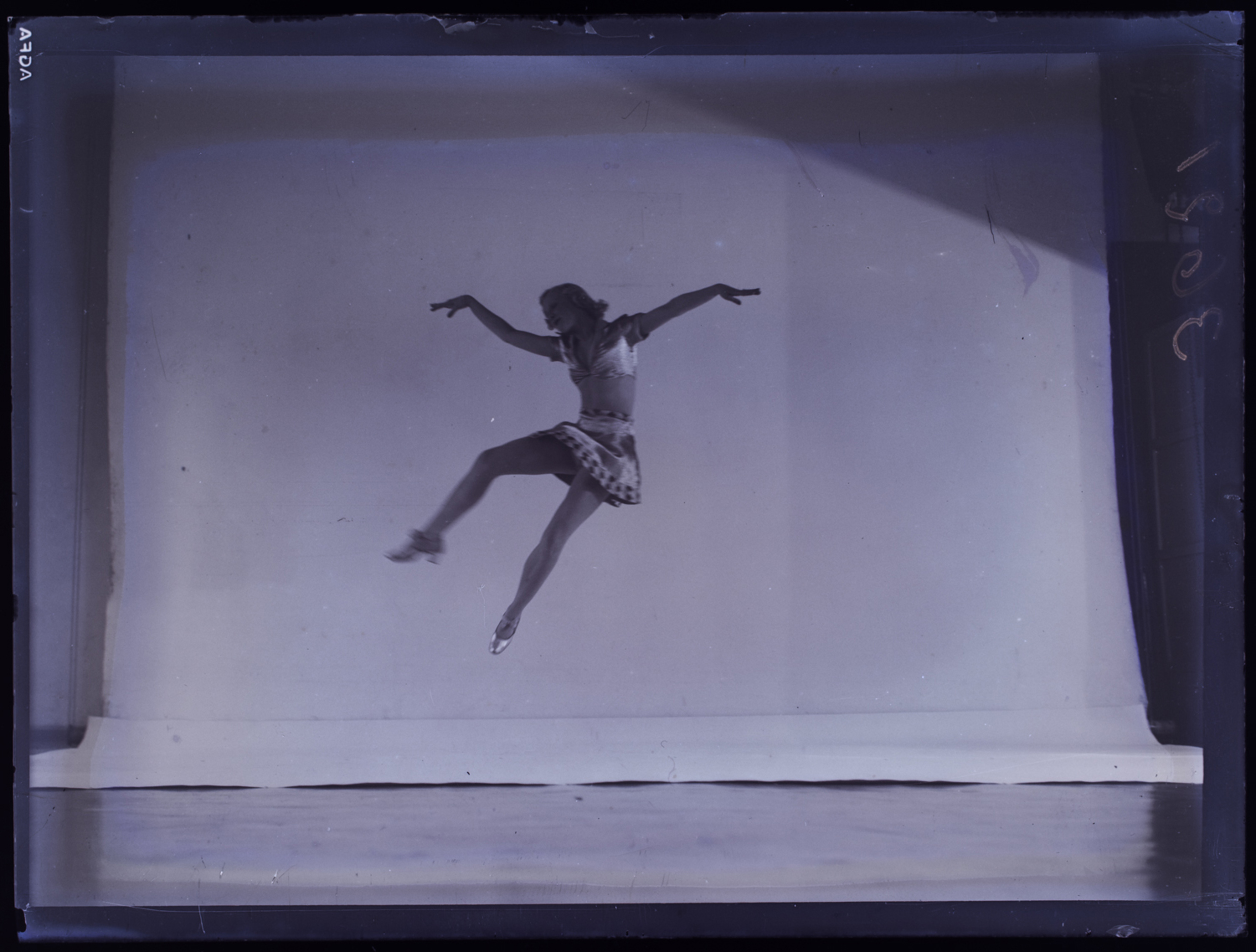 [Operetta soubrette Rosi Barsony in her entrancing grotesque dance ...