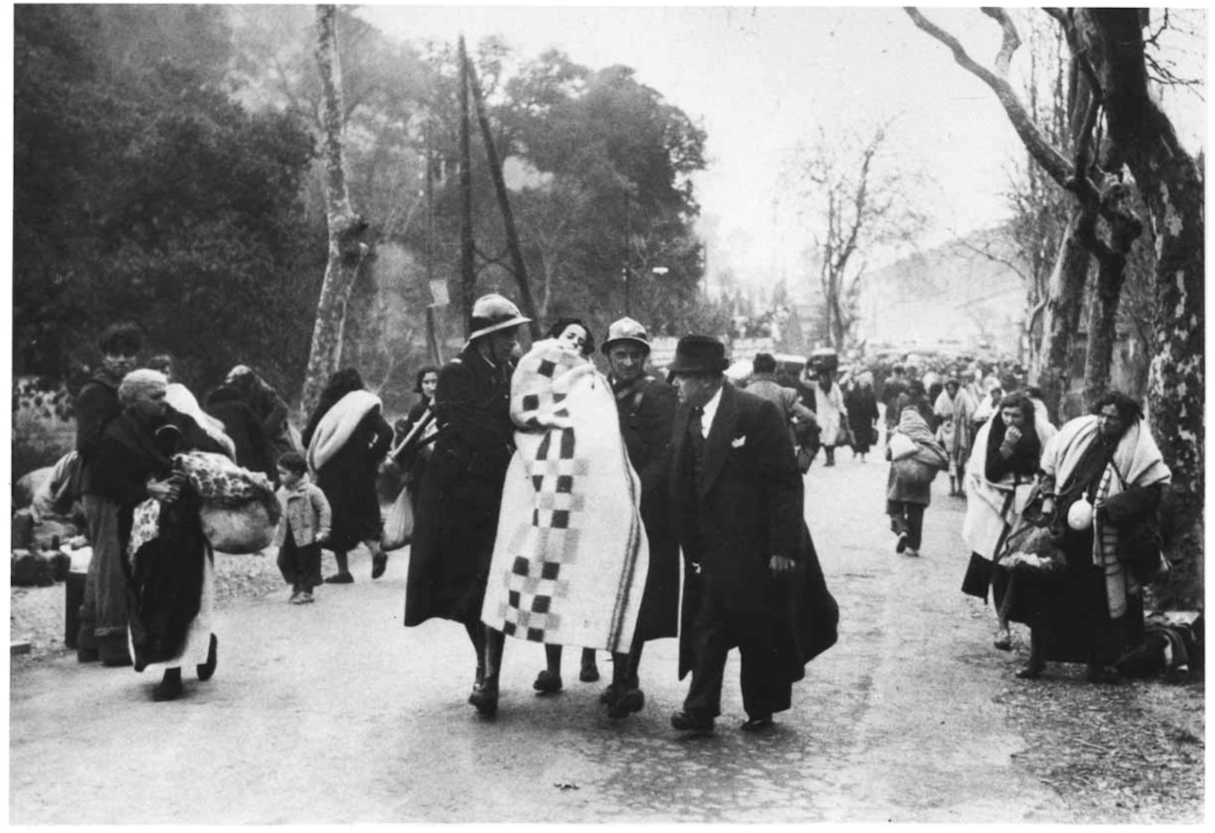 Spanish refugees crossing the French border at Le Perthus ...