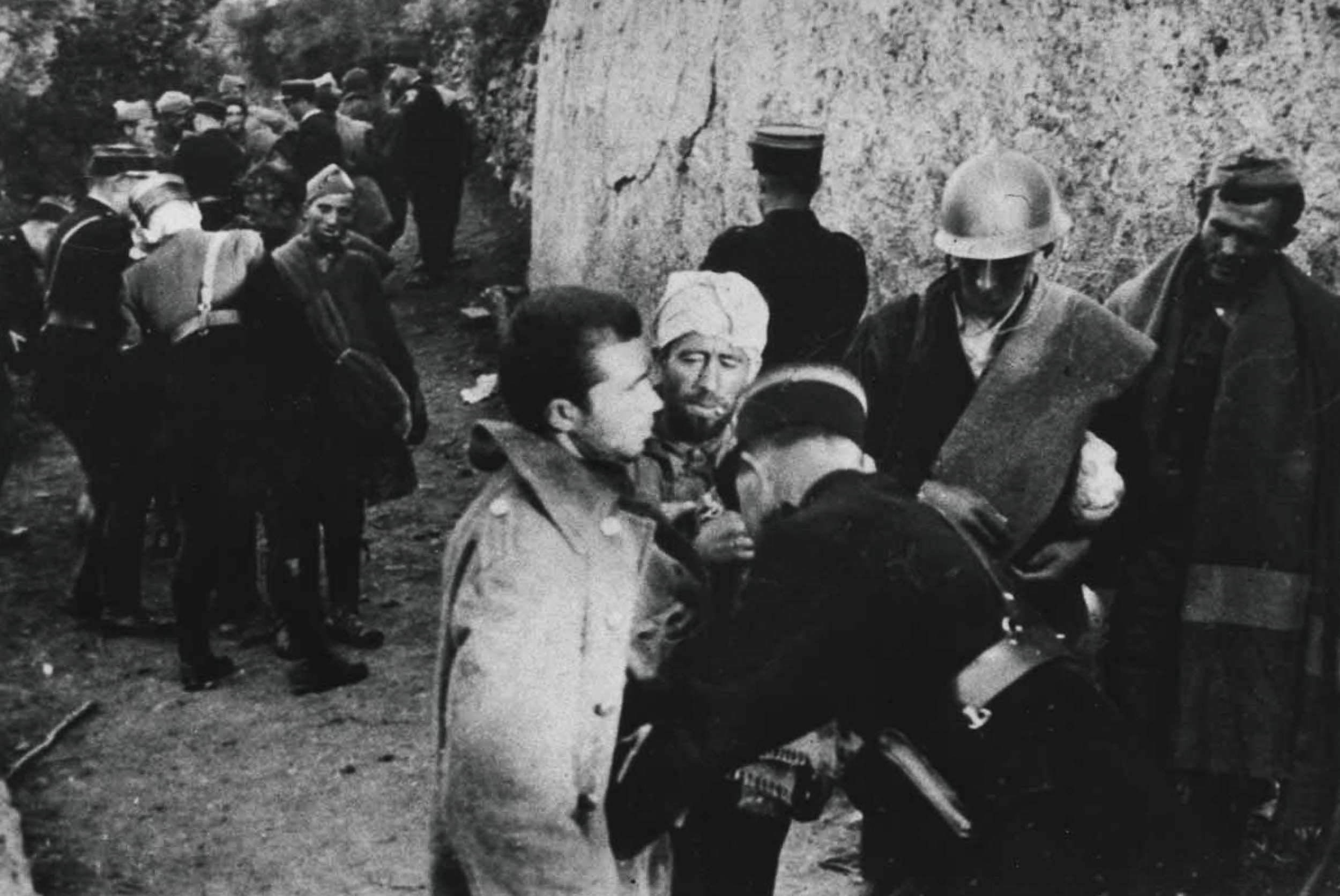 Spanish refugees crossing the French border at Le Perthus ...