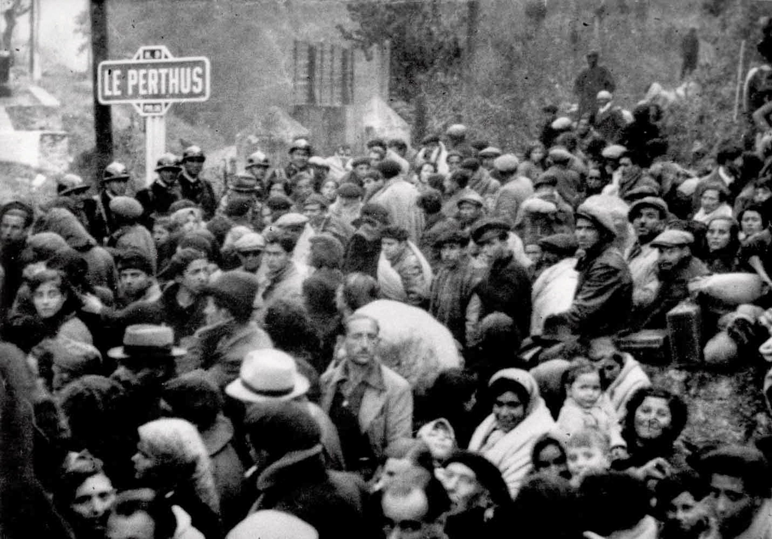 Spanish refugees crossing the French border at Le Perthus ...