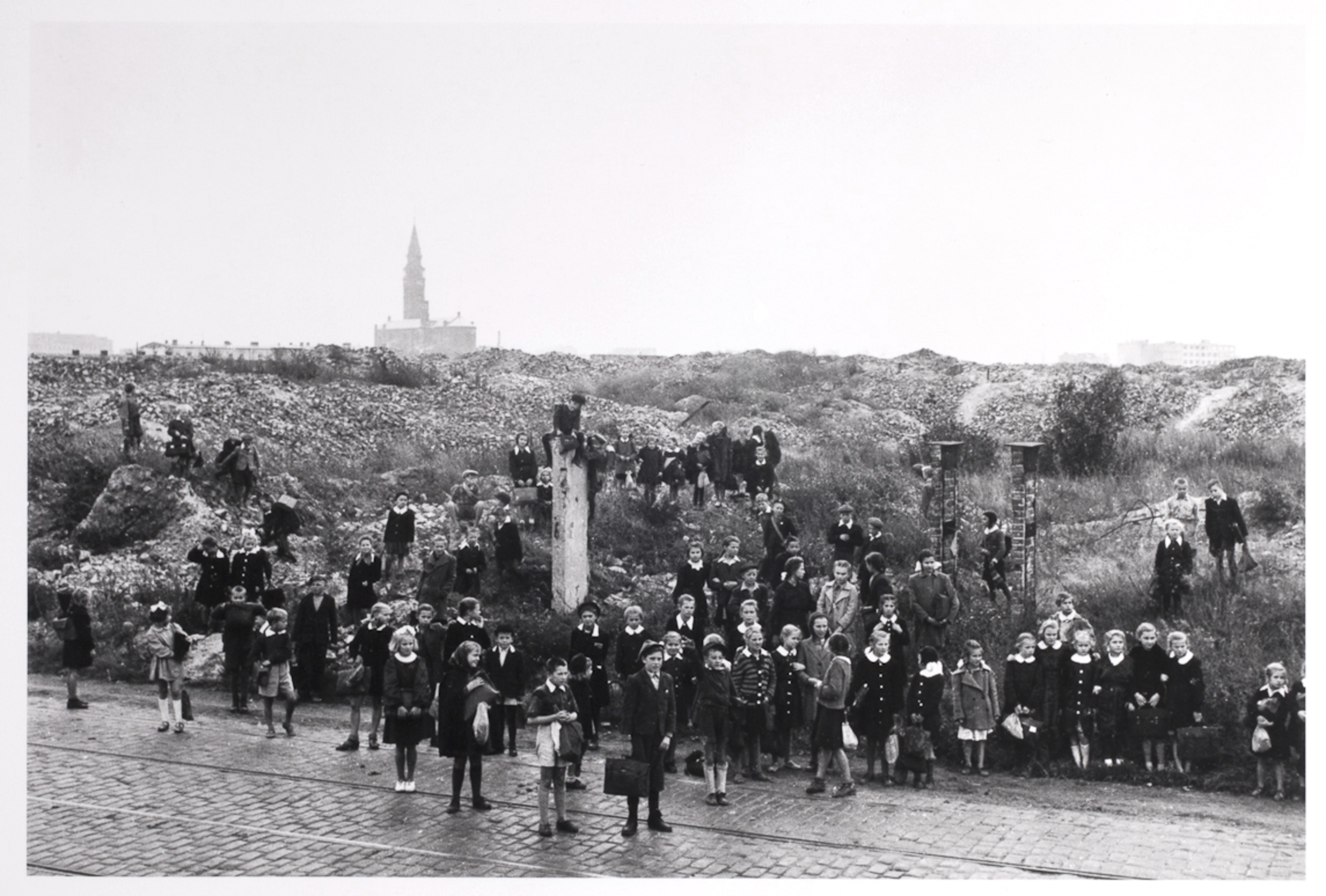 [Children waiting for the bus, in the remains of the bombed Warsaw ...